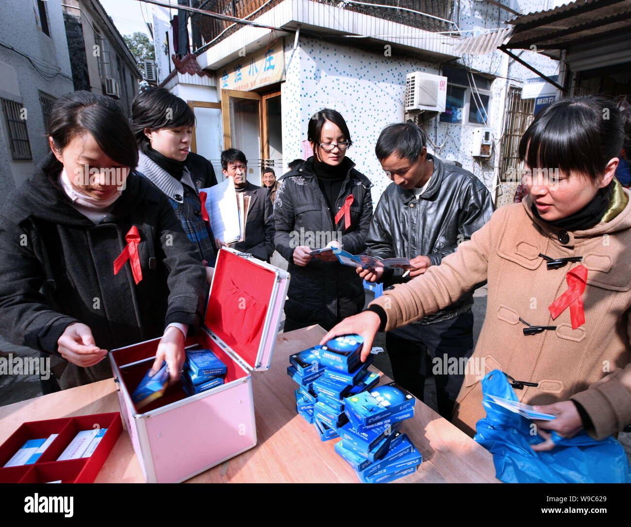 Pamphlets hiv aids hi-res stock photography and images - Alamy