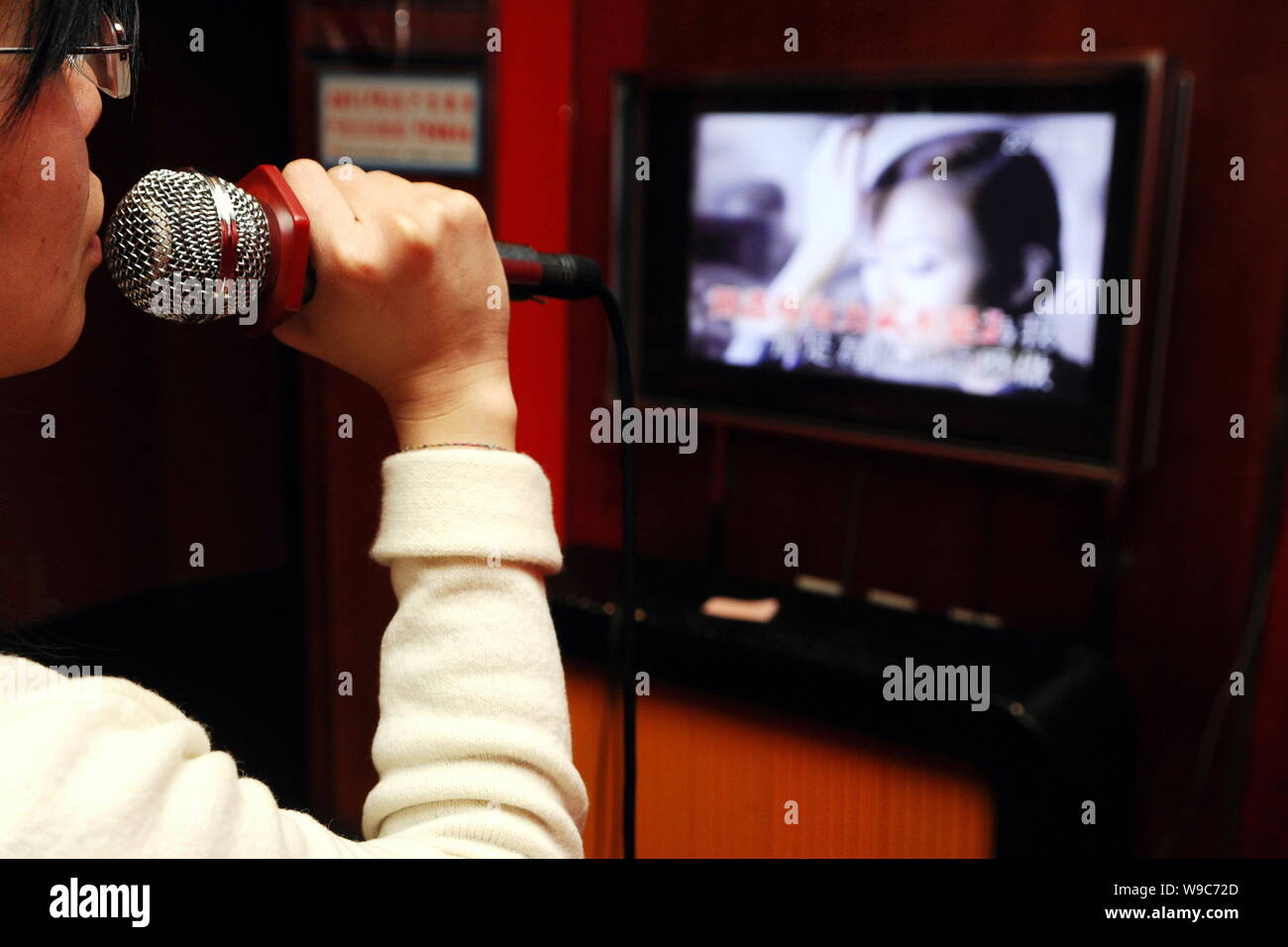 --FILE--A Chinese woman sings a song at a KTV club in Zhengzhou city ...