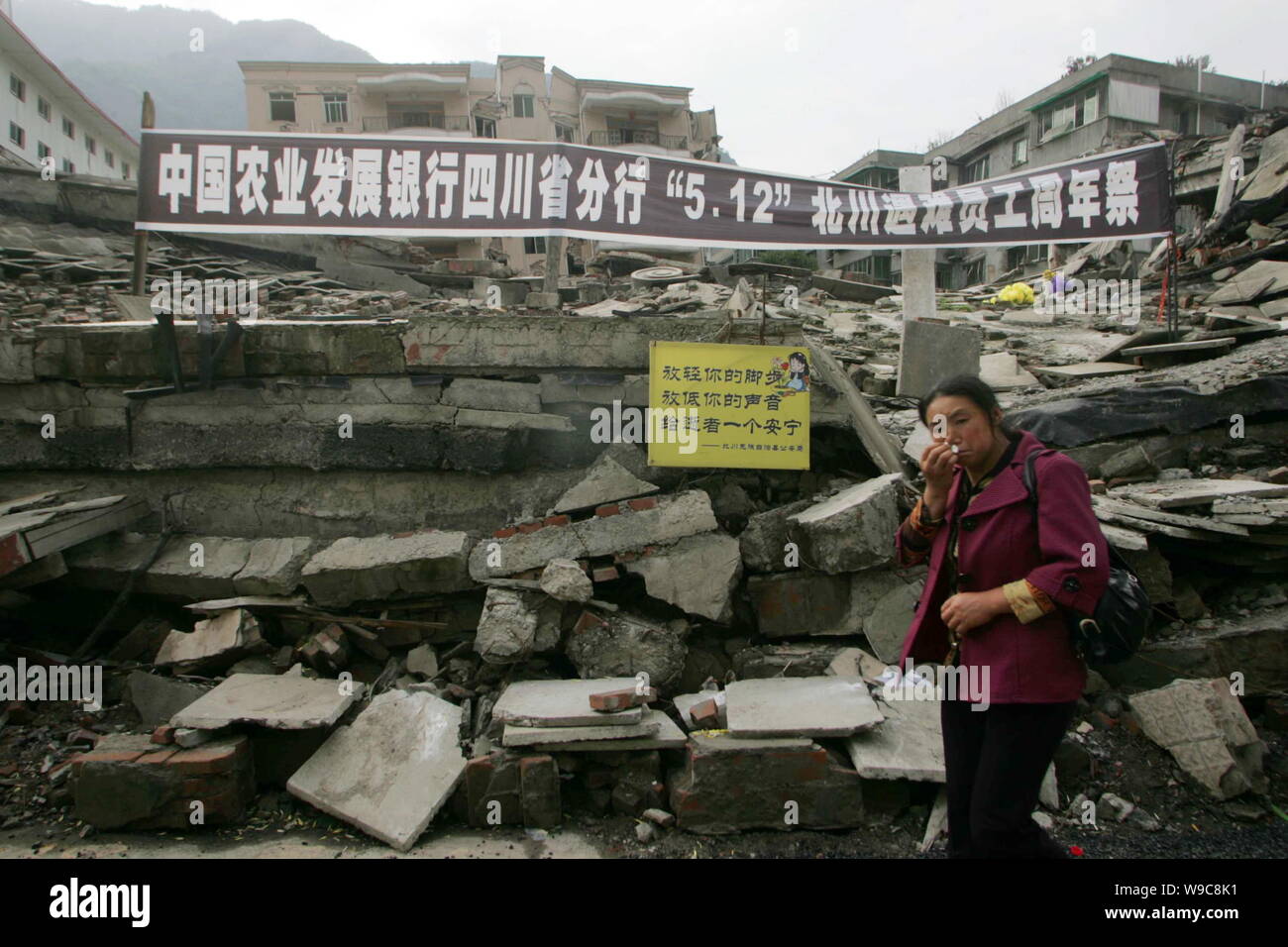 Sichuan earthquake collapsed buildings hi-res stock photography and ...