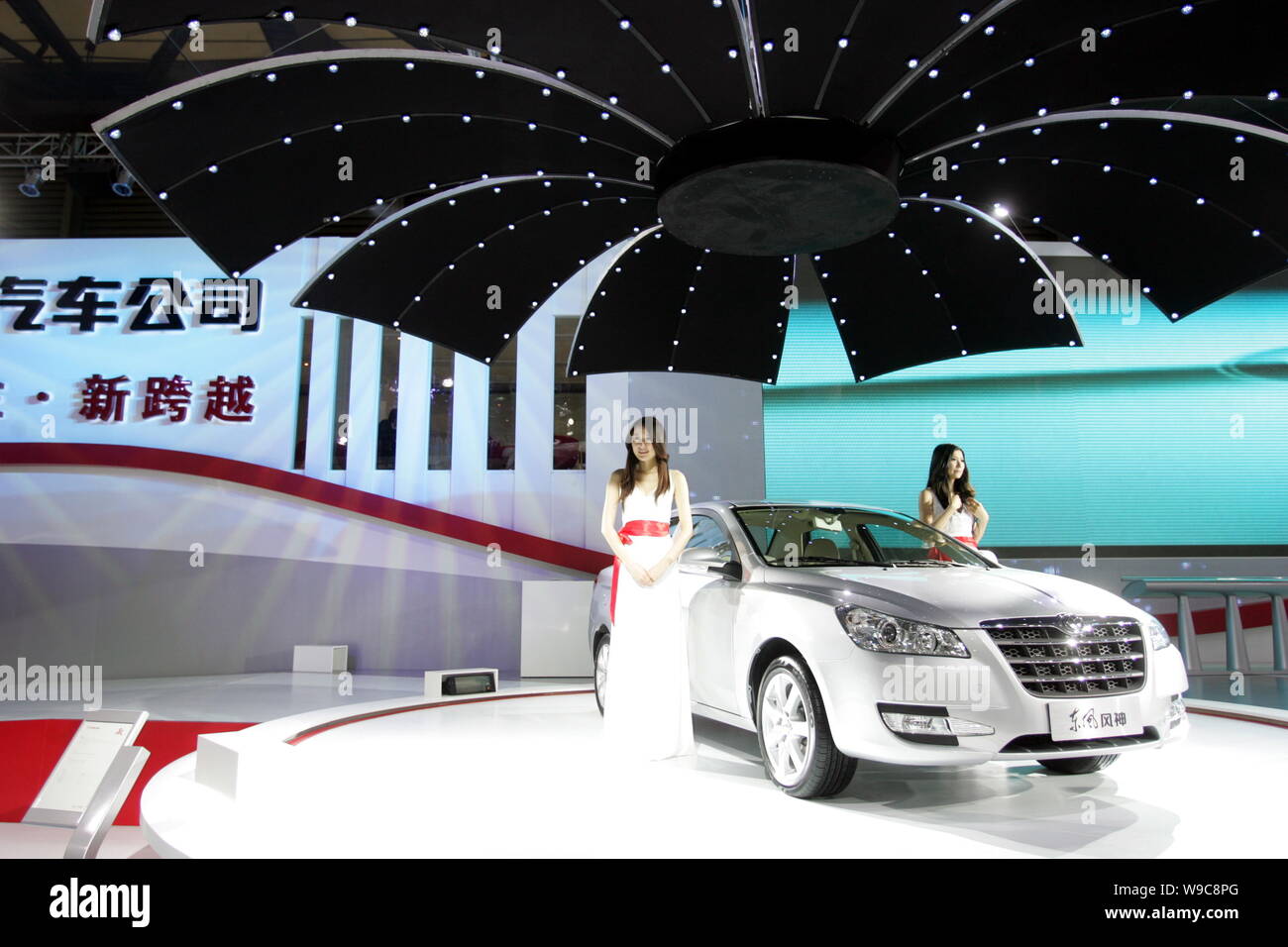 Models pose with a Dongfeng Aeolus (Dongfeng Fengsheng) at the 13th ...