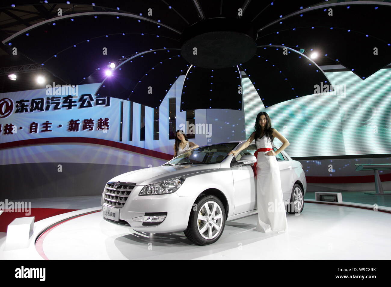 Models pose with a Dongfeng Aeolus (Dongfeng Fengsheng) at the 13th ...