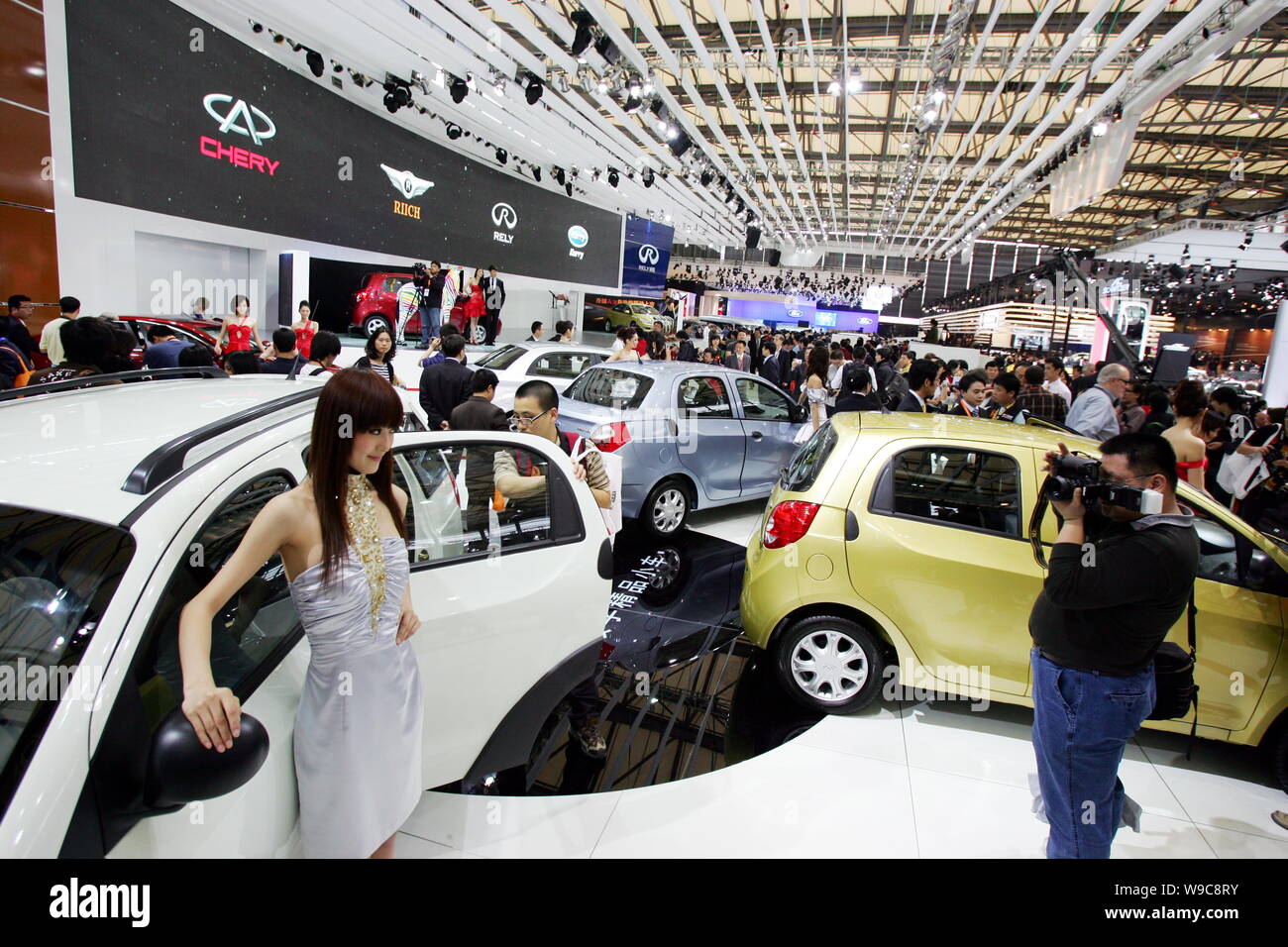 Crowds of visitors look at Chery cars at the 13th Shanghai ...