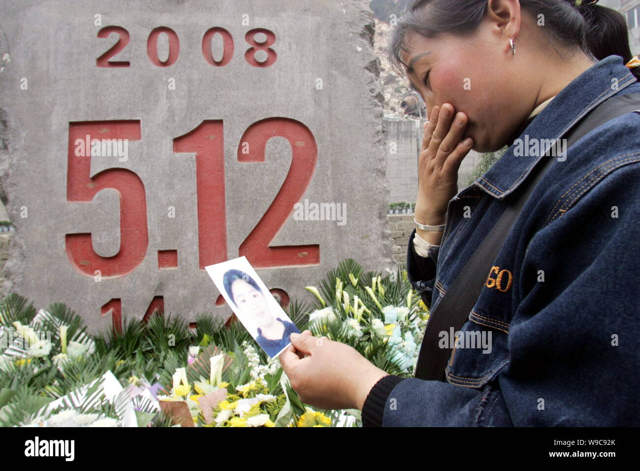 --FILE--A Chinese woman cries over one of her family members who died ...