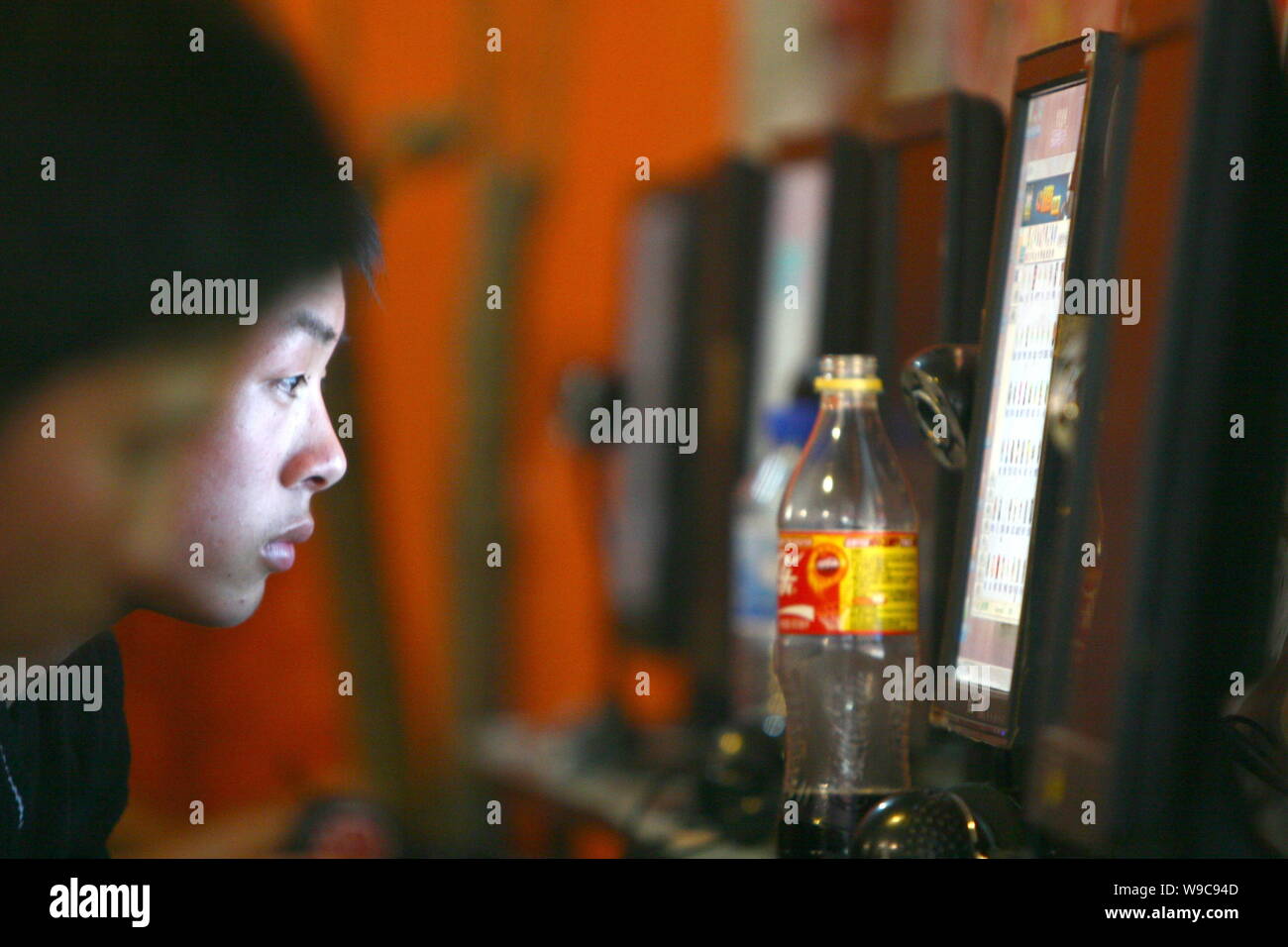 Cyber cafe china hi-res stock photography and images - Alamy