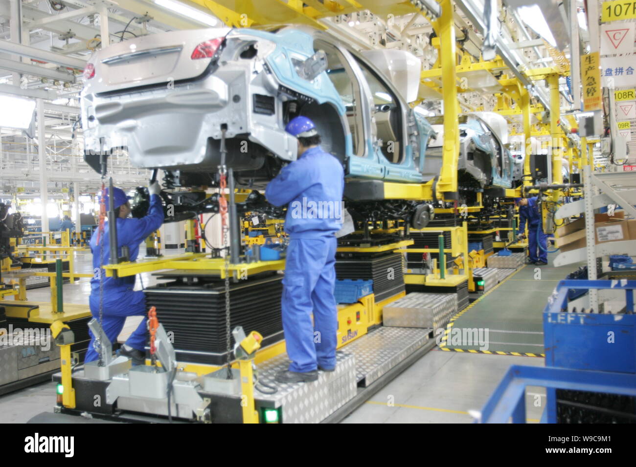 --FILE-- Chinese factory workers assemble Roewe 550s on the production ...
