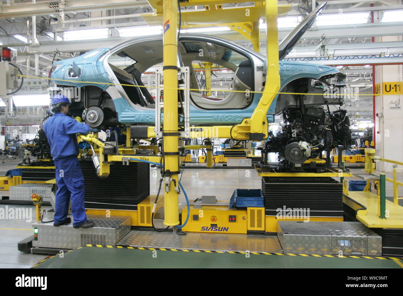 --FILE-- Chinese factory workers assemble Roewe 550s on the production ...