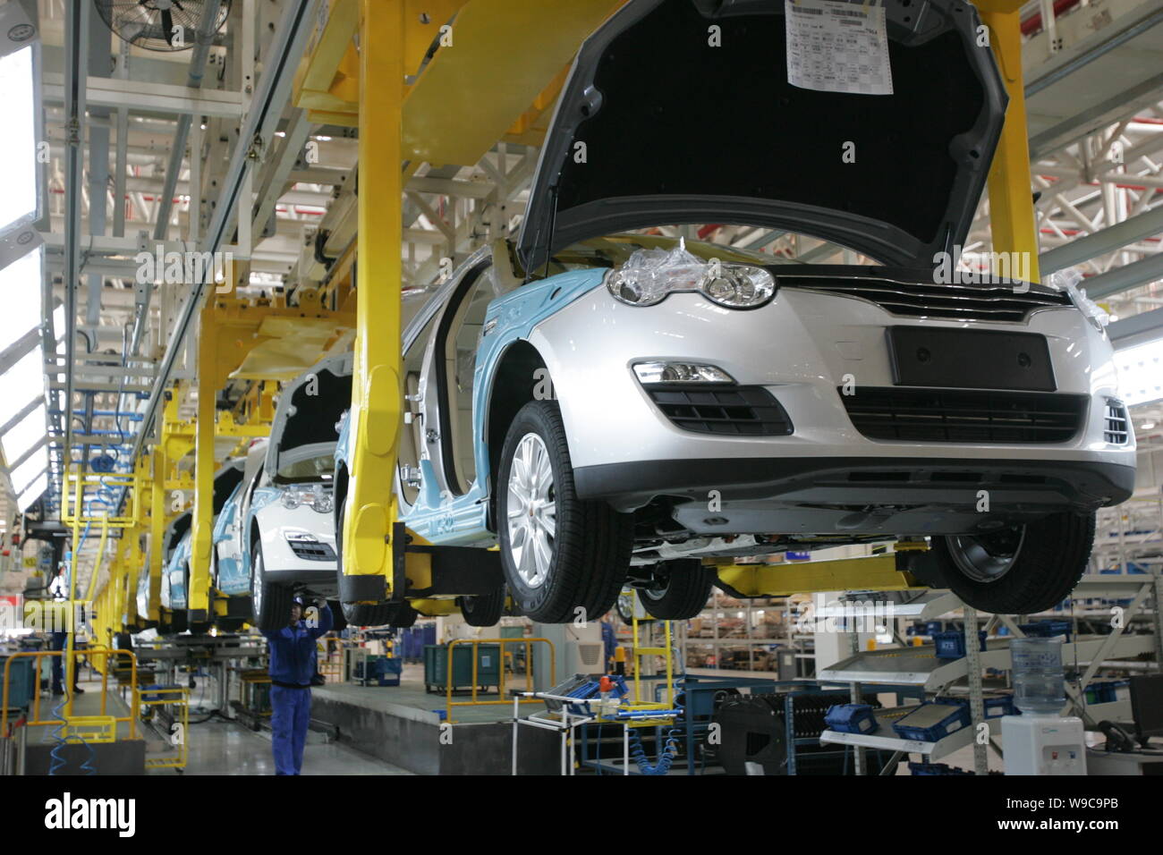 --FILE-- Chinese factory workers assemble Roewe 550s on the production ...