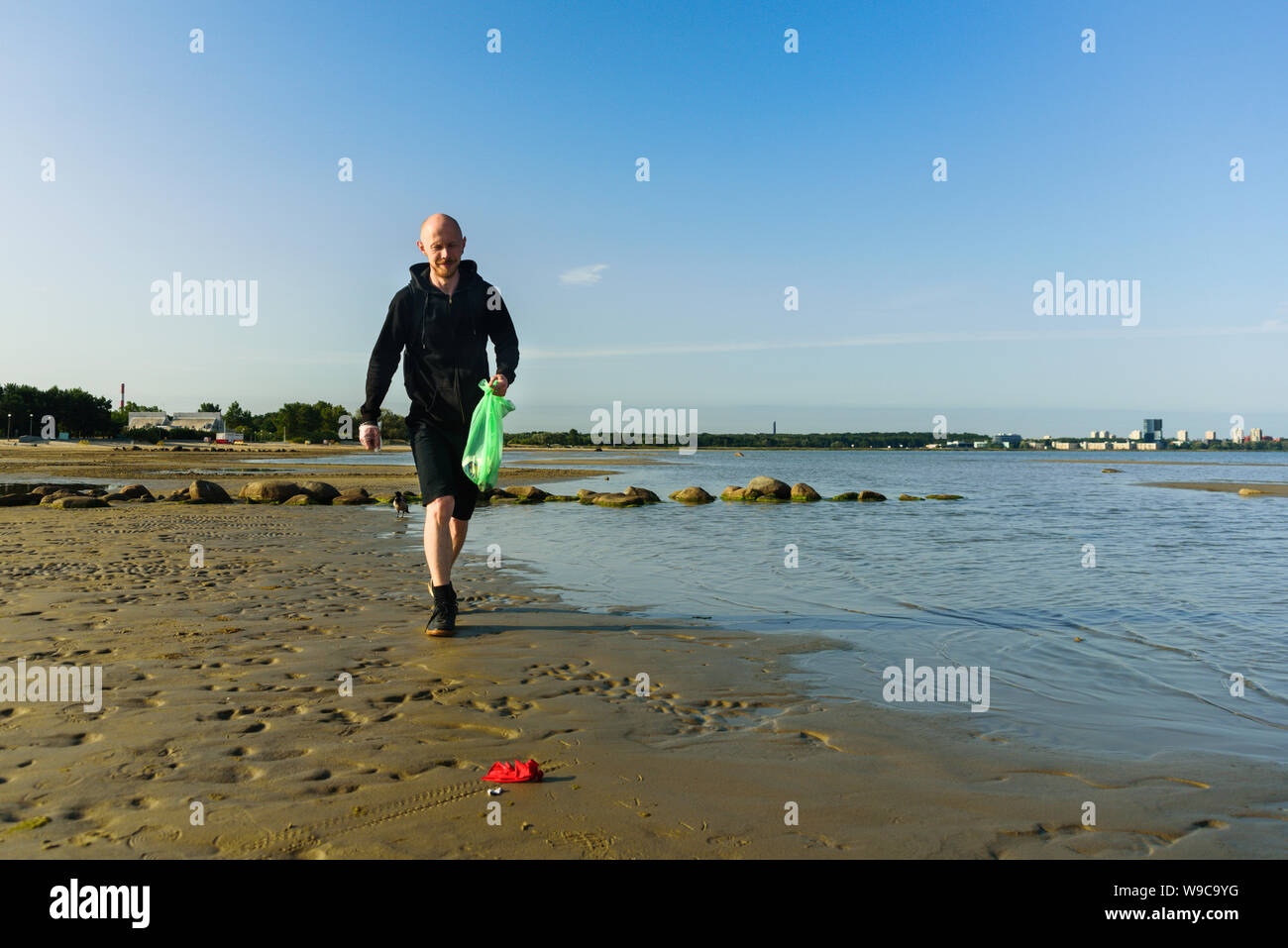 Runner picking up rubbish hi-res stock photography and images - Alamy