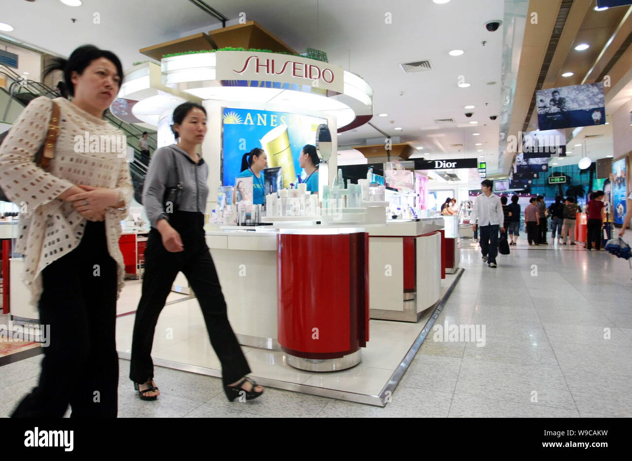 Cosmetics stall hi-res stock photography and images - Alamy