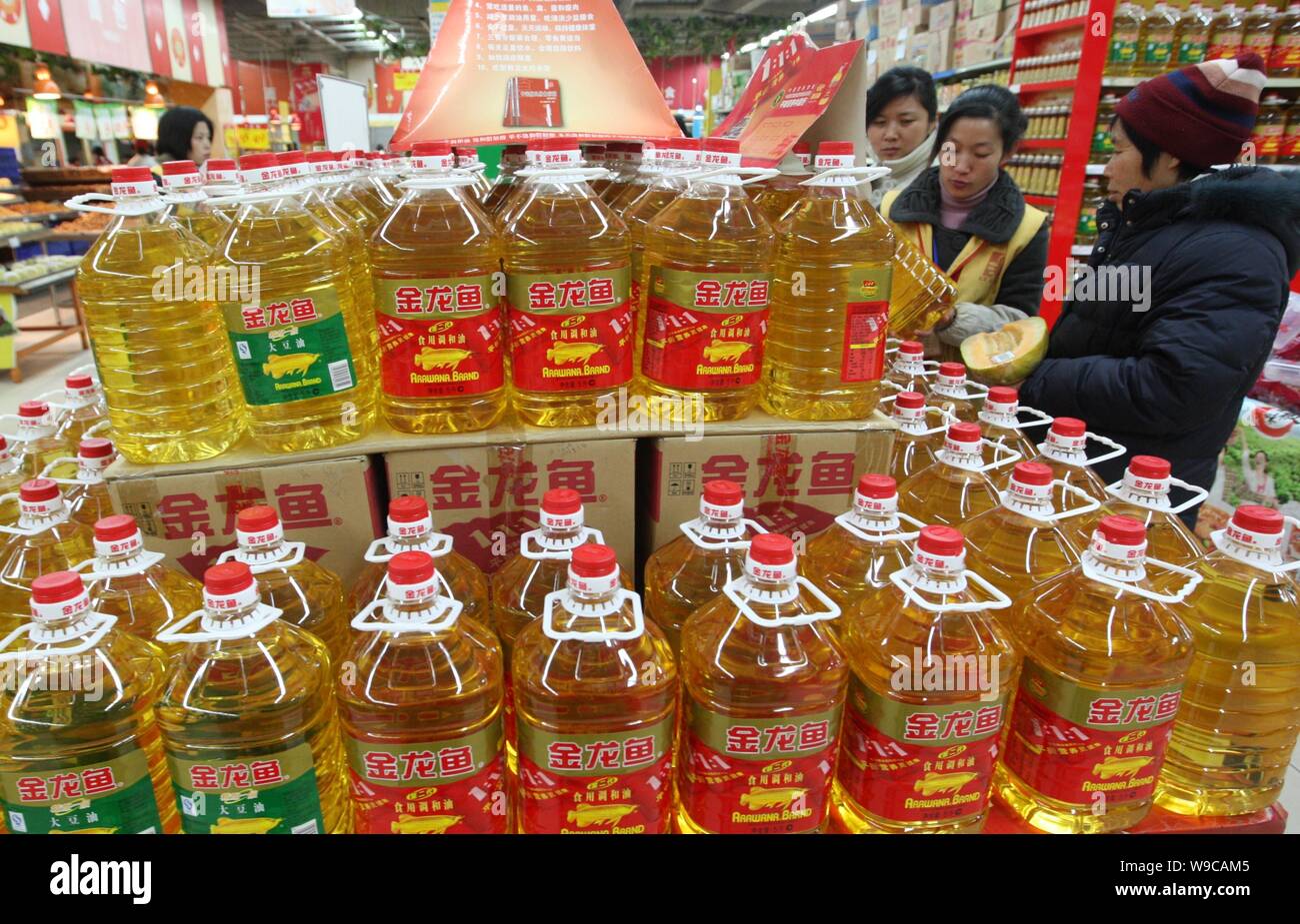 Local residents shop for edible oil at a supermarket in Huaibei, east ...