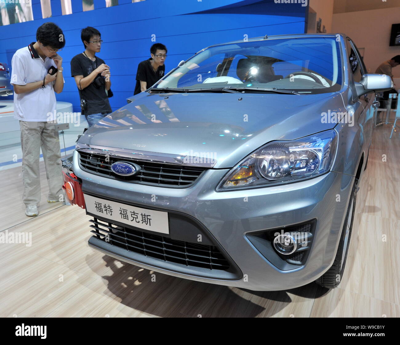 --FILE--Chinese visitors look at a Ford Focus, manufactured by ChangAn ...