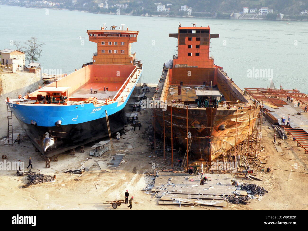 --FILE--Ships are seen being built at a shipyard beside the Yangtze ...