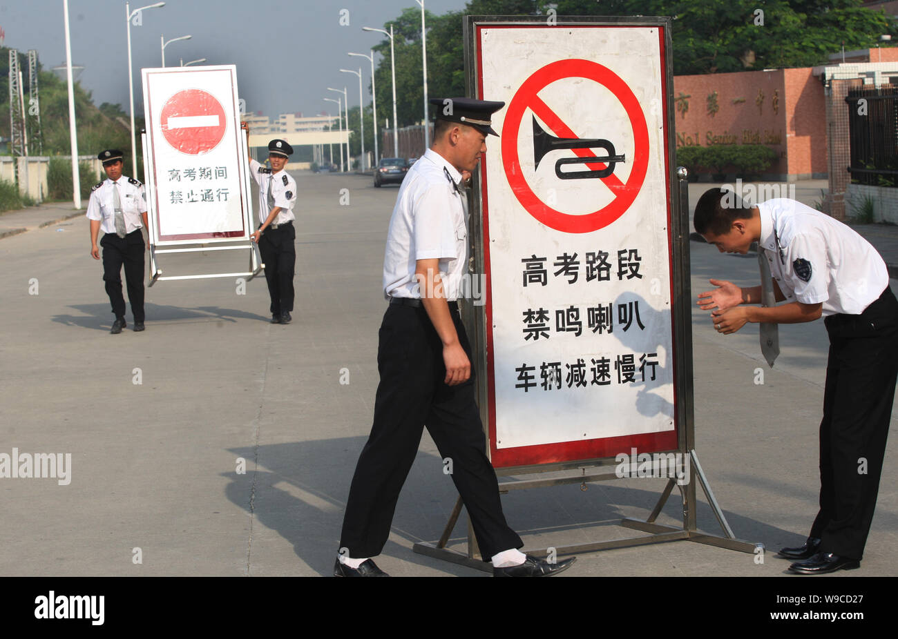 No entry sign college hi-res stock photography and images - Alamy