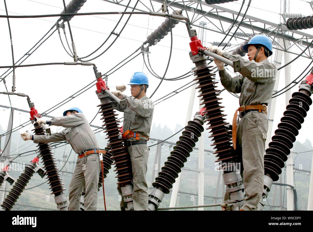 --FILE--Chinese electricians check and repair electricity grids and ...
