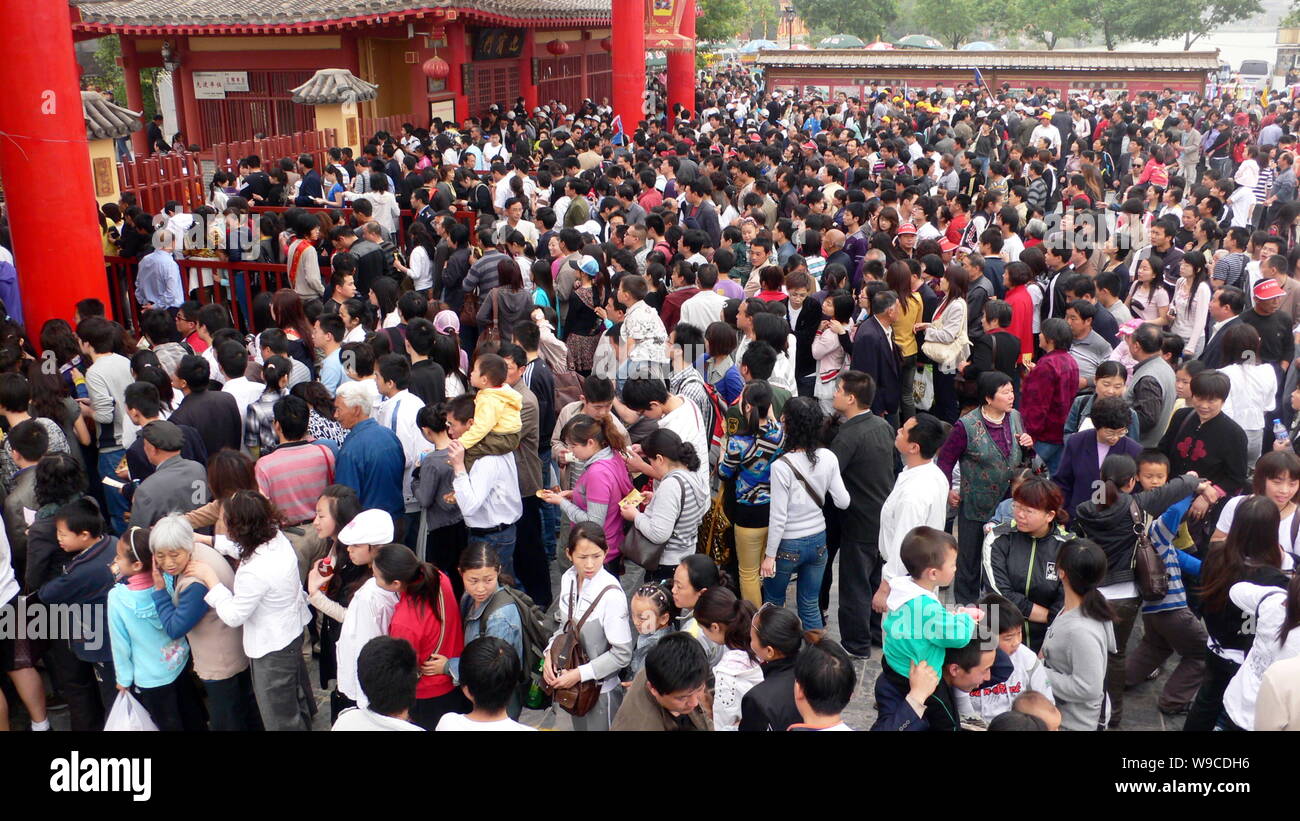 Crowds of tourists queue up to visit the Millennium City Park (Qingming ...