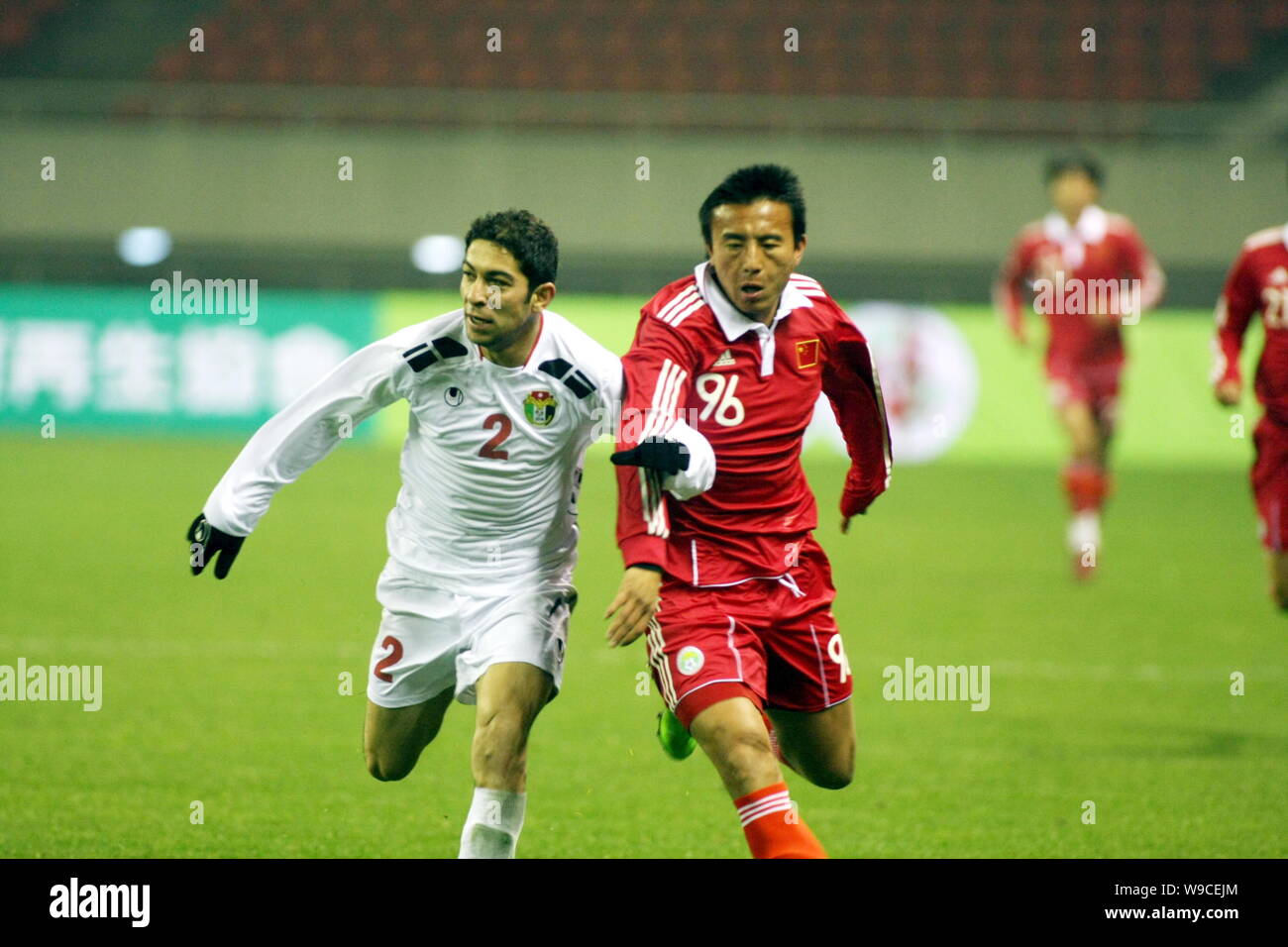 Chinas Mao Jianqing, right, vies with Monir Ahmad Al-Mutasim of Jordan ...