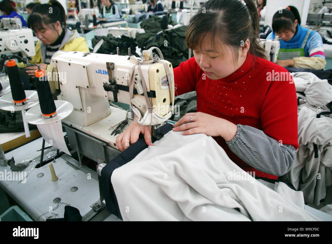 Chinese female migrant workers hi-res stock photography and images - Alamy