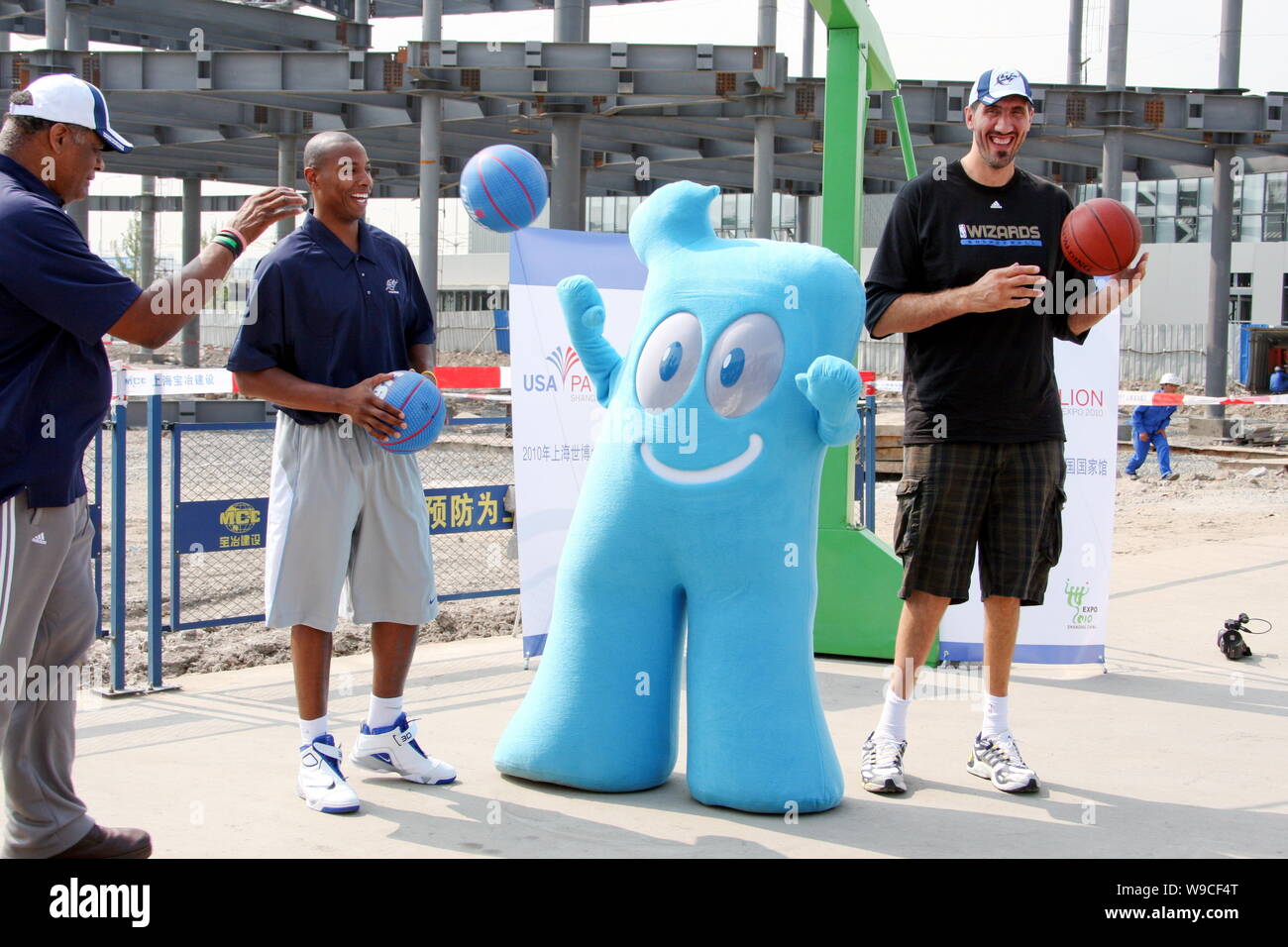 (From left) NBA Hall of Fame center Wes Unseld, NBA player Caron Butler ...