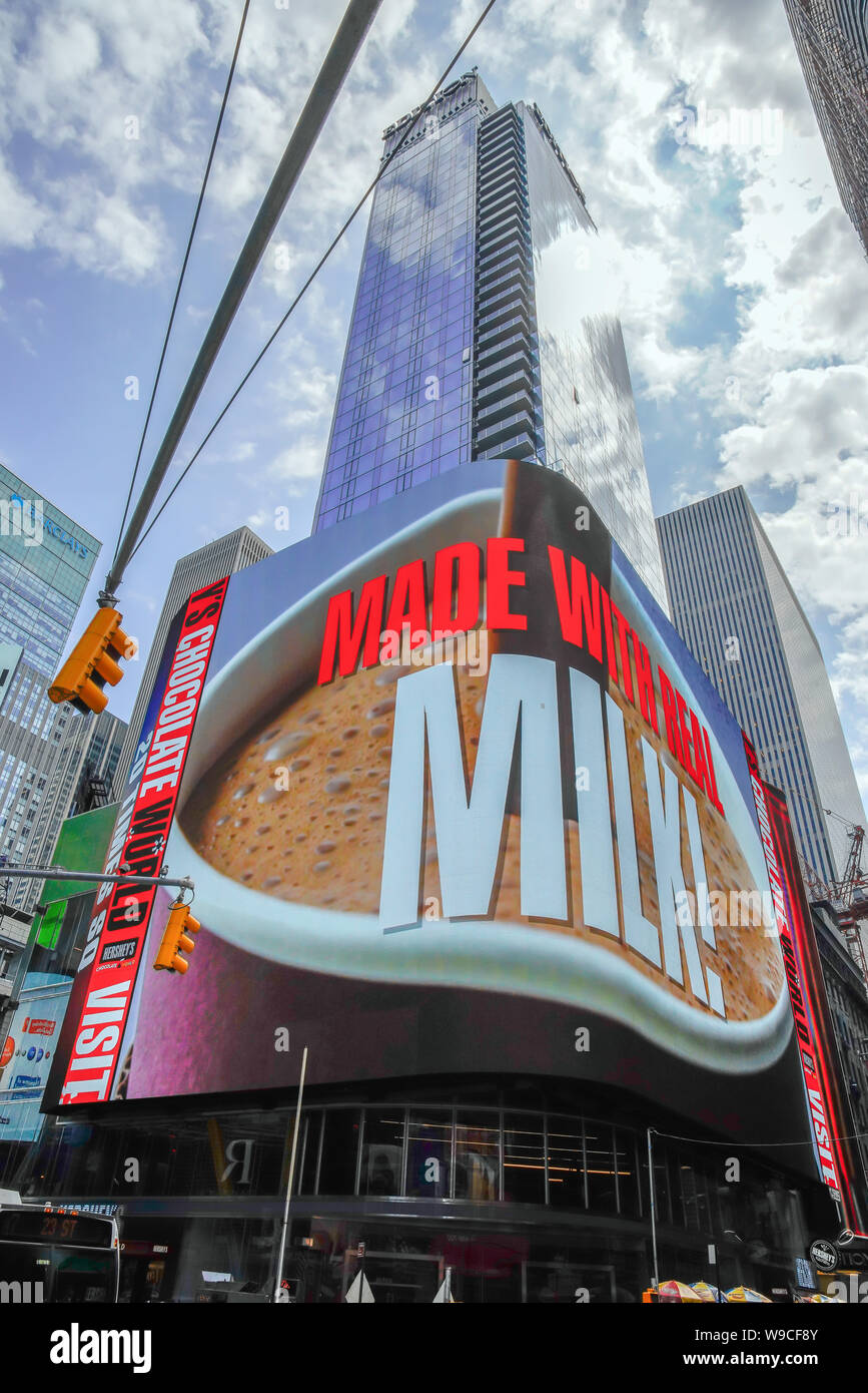 Medium city skyline hi-res stock photography and images - Alamy