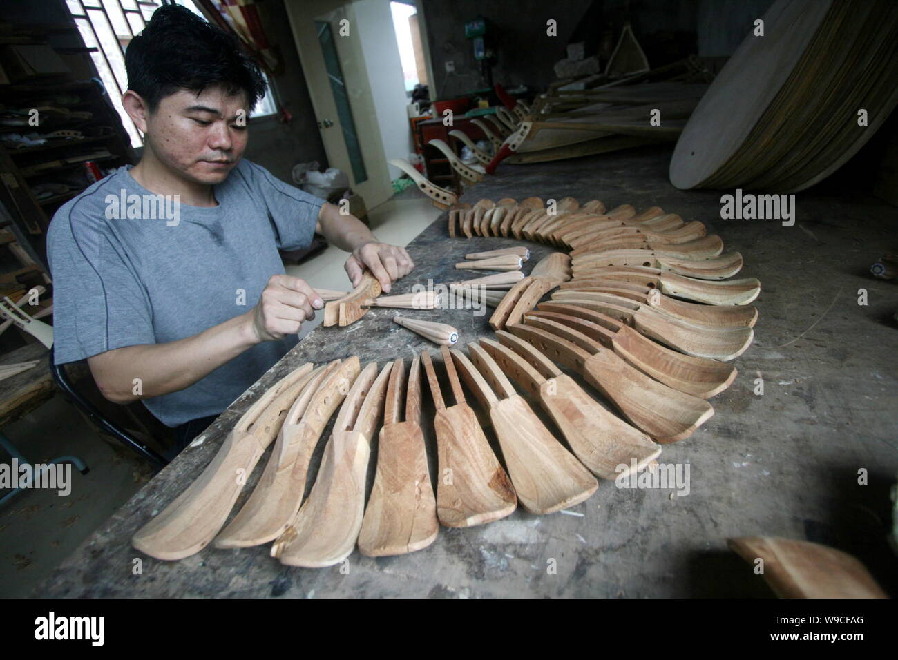 40-year-old craftsman Cai Dongpeng makes components of Nanyin pipas at ...