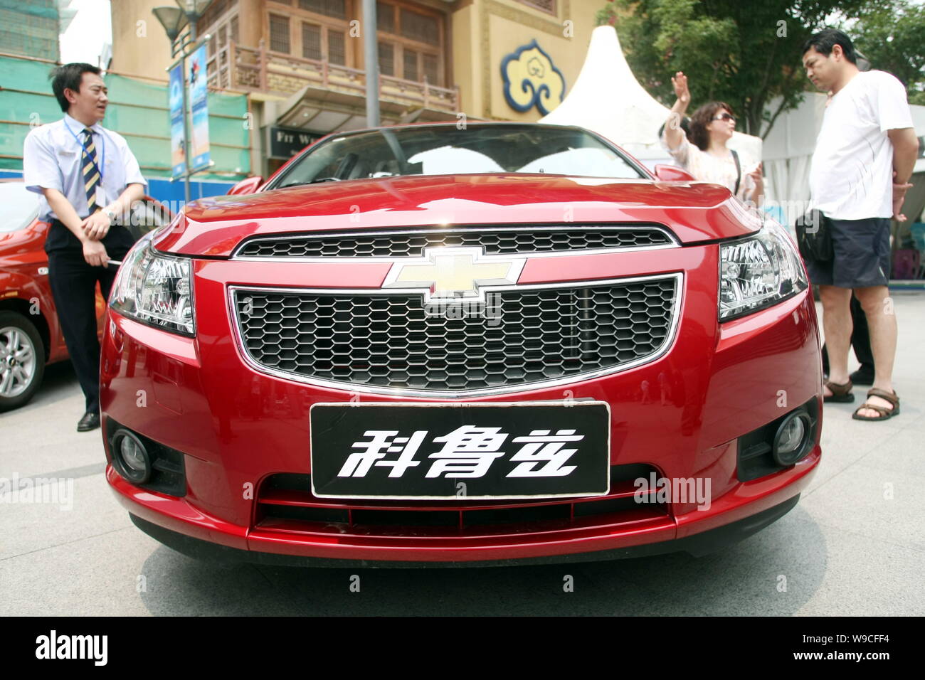 --FILE--Local Chinese citizen look at a Chevrolet Cruze, manufactured ...