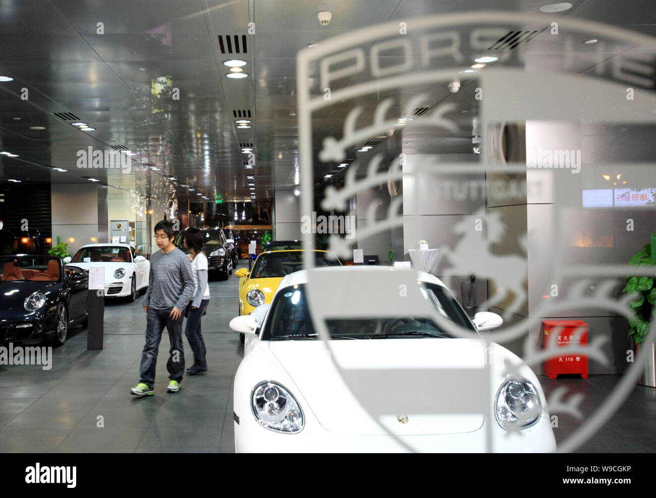 Porsche car store hi-res stock photography and images - Alamy