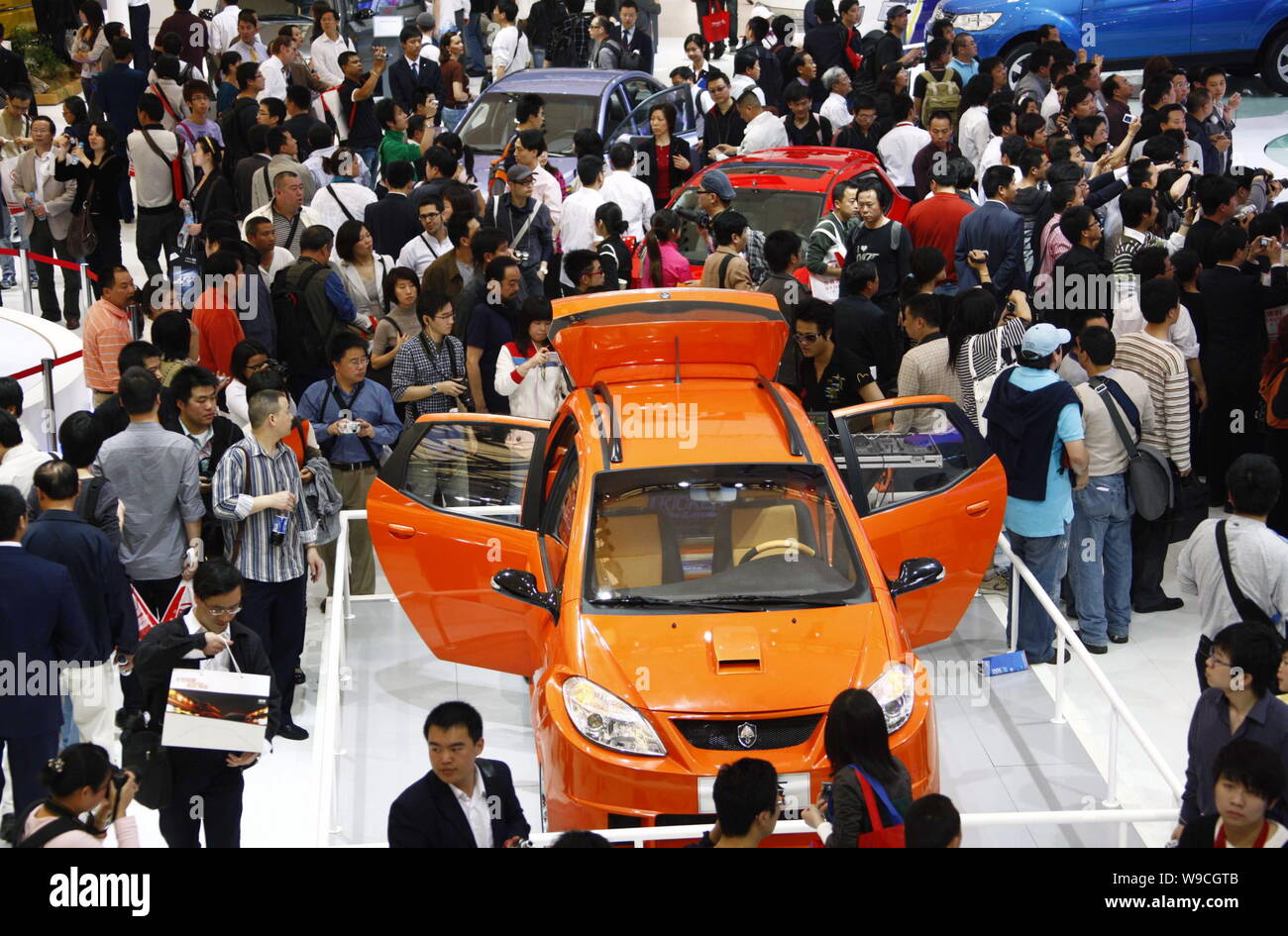 Crowds during shanghai auto show hi-res stock photography and images ...