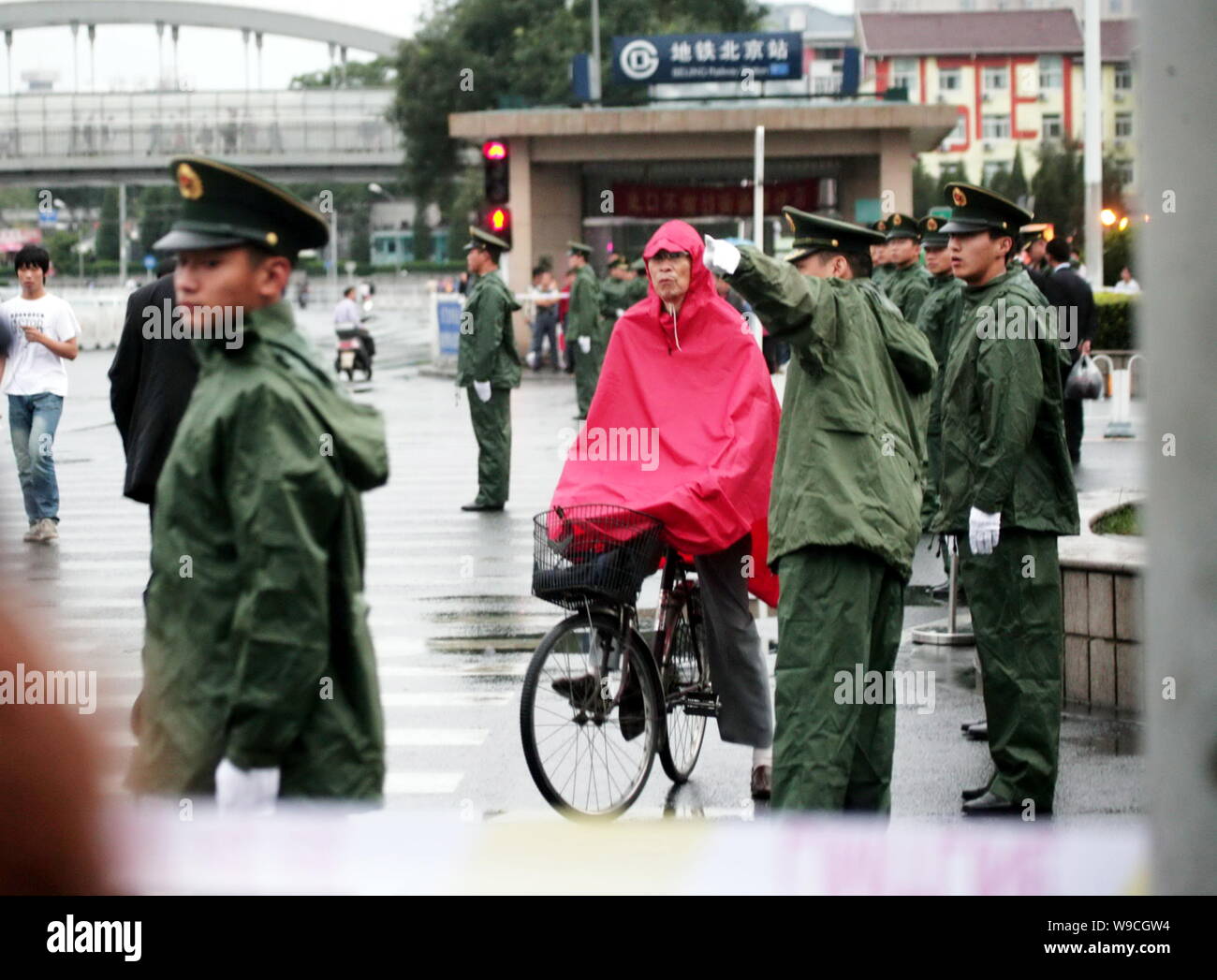 Paramilitary parade hi-res stock photography and images - Alamy