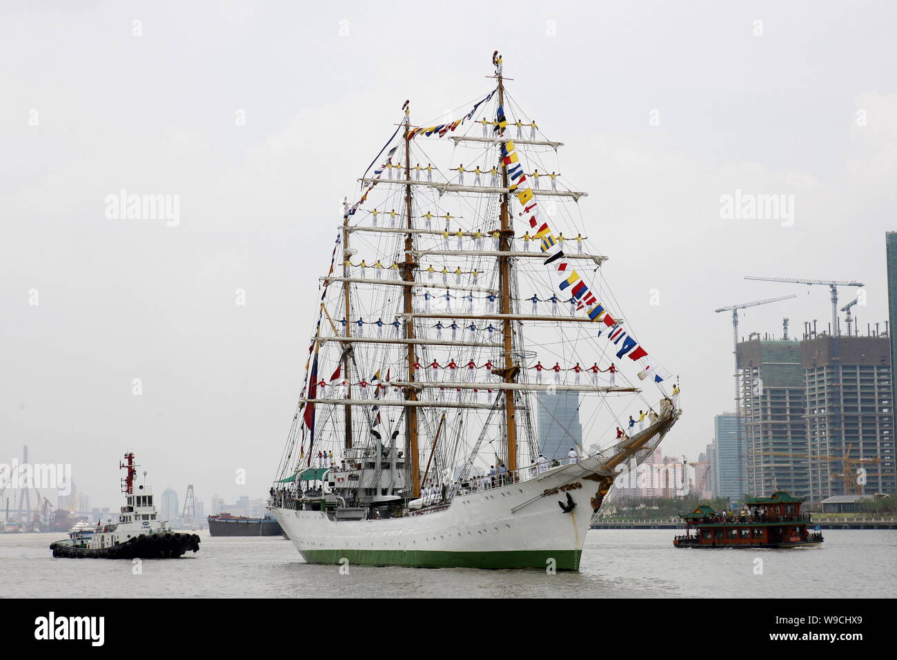 Colombian navy ship sailing hi-res stock photography and images - Alamy