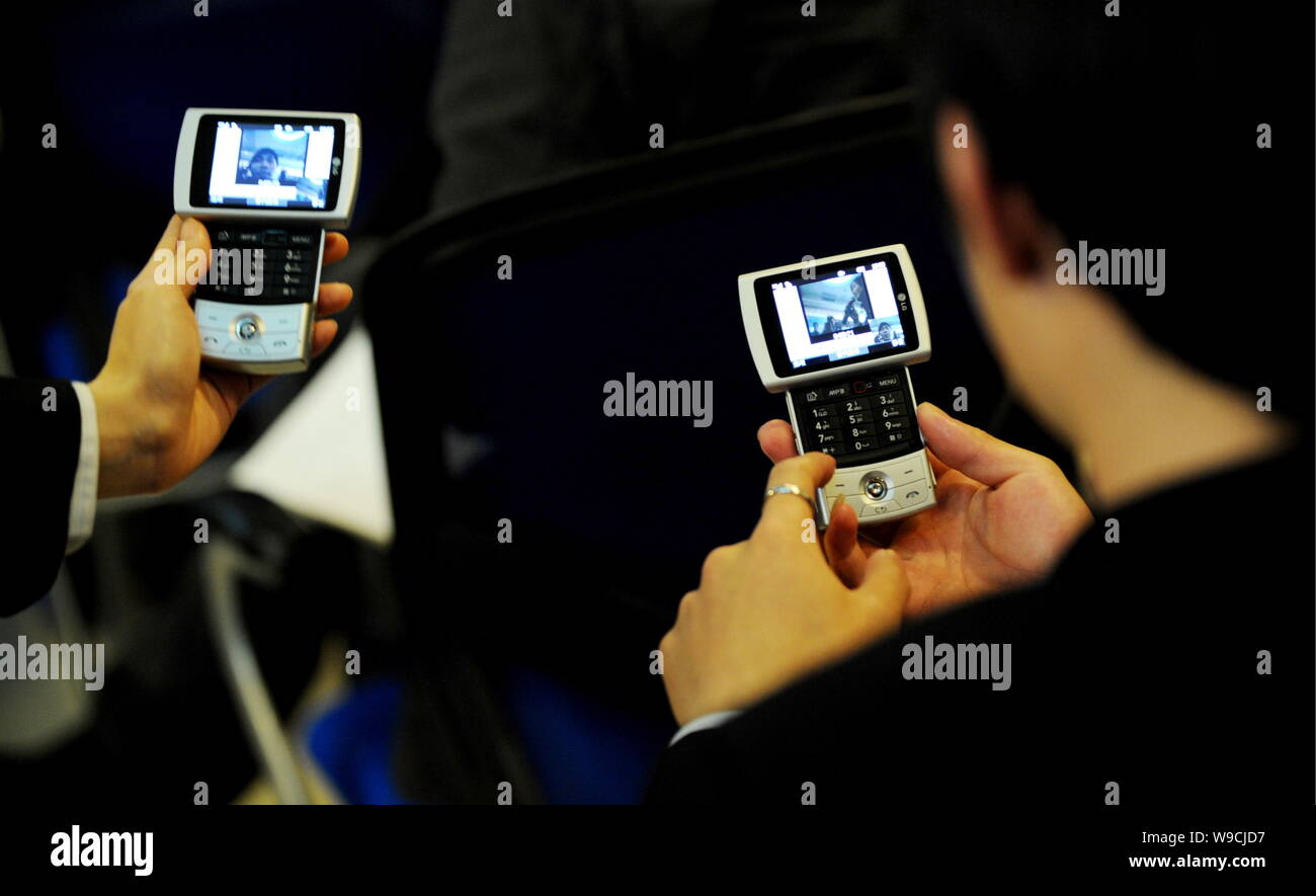 2009 cell phones hi-res stock photography and images - Alamy