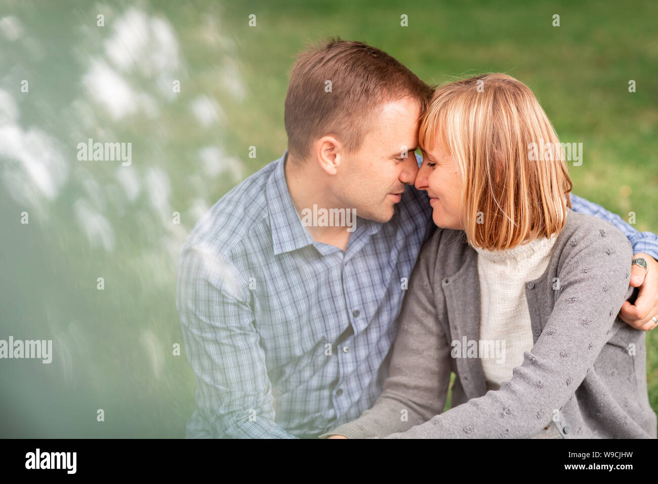 Happy young couple hugging and laughing together in the park outdoor ...