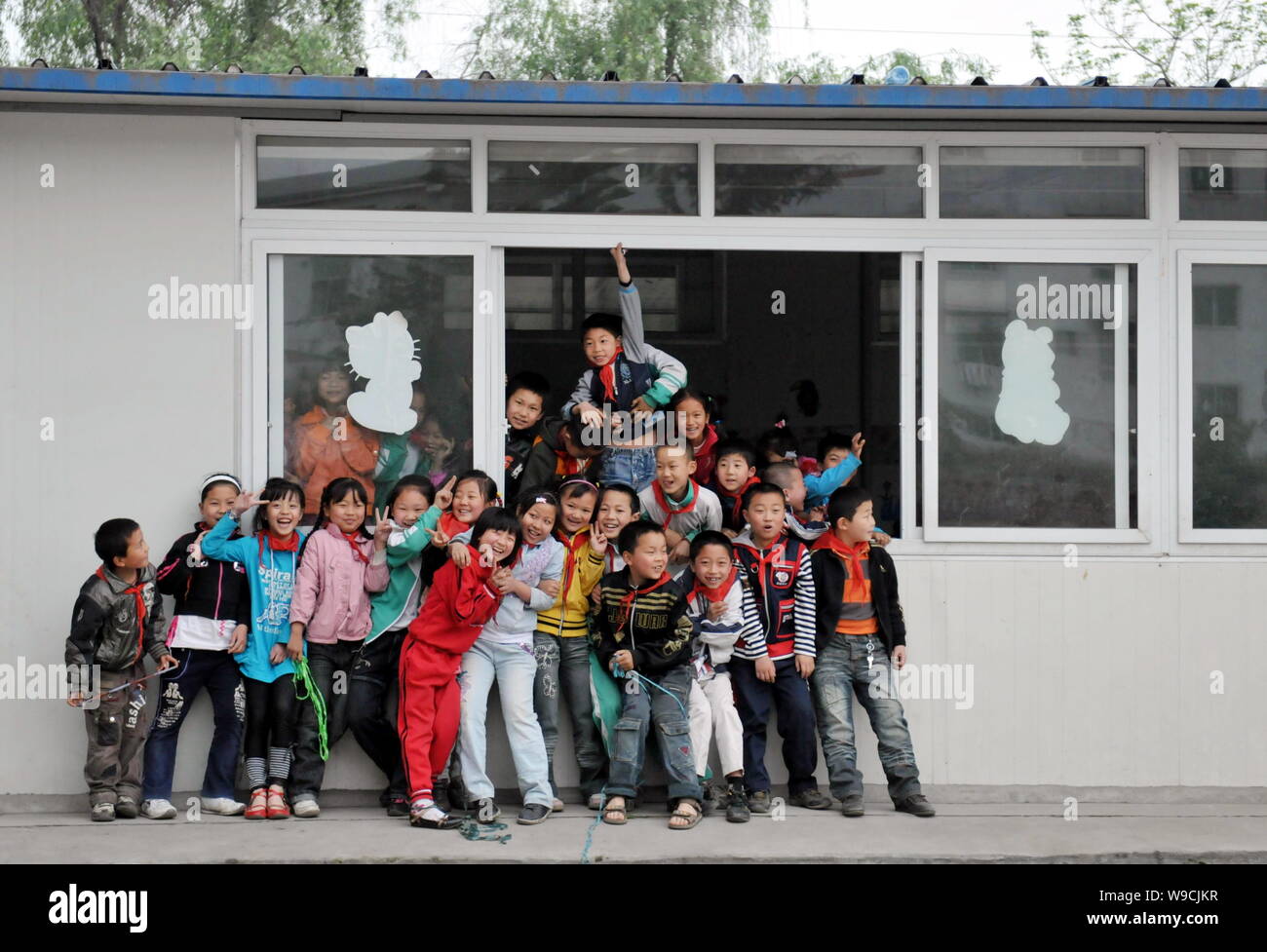 --FILE--Chinese primary school students who survived the May 12 ...