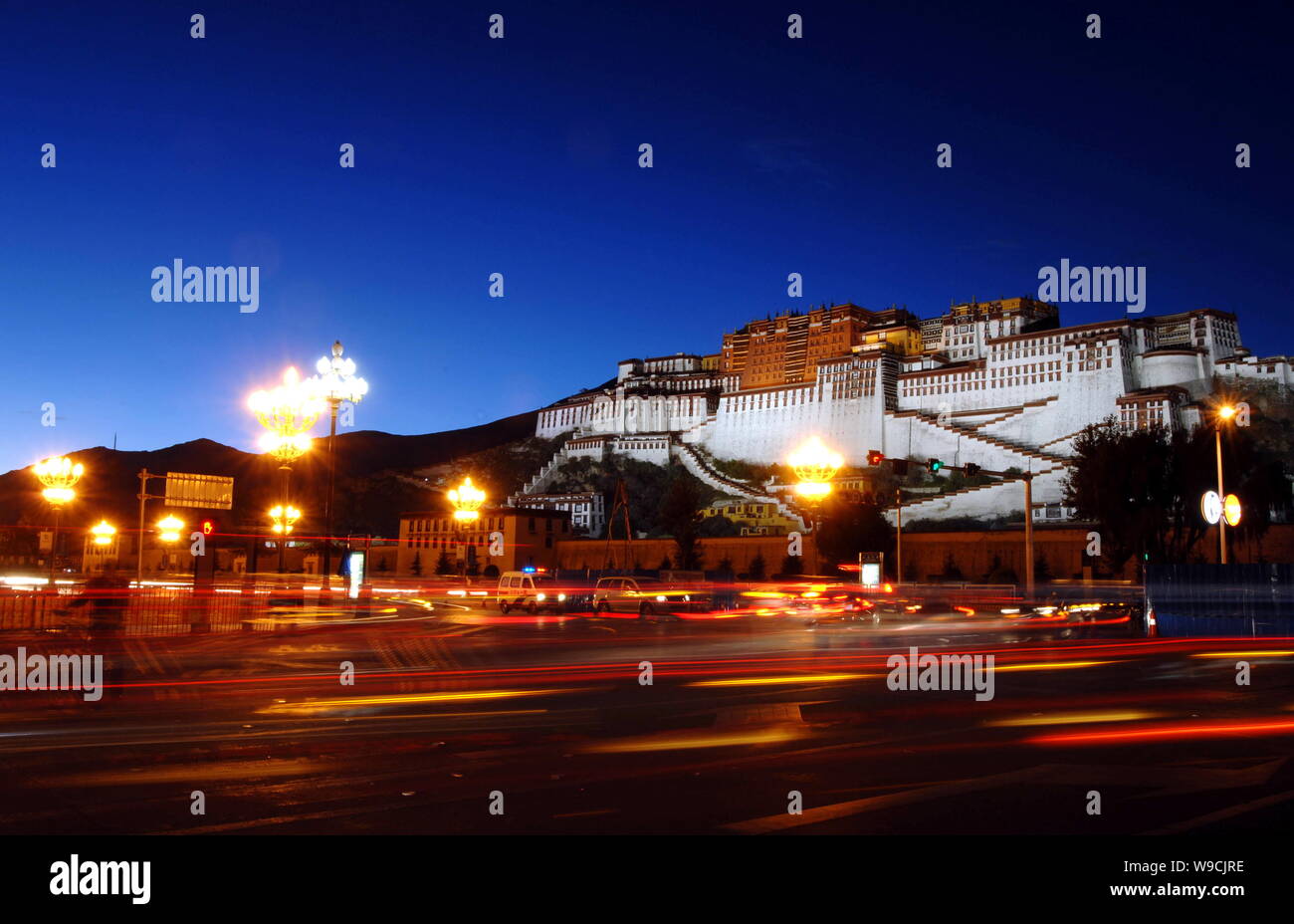 Lhasa skyline hi-res stock photography and images - Alamy