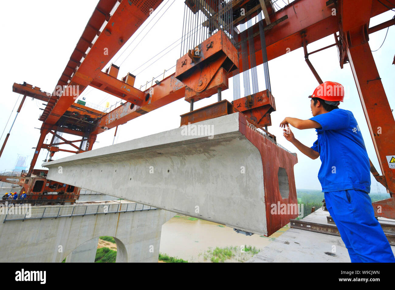 Chinese workers construct the Dashengguan Yangtze River Bridge, part of ...