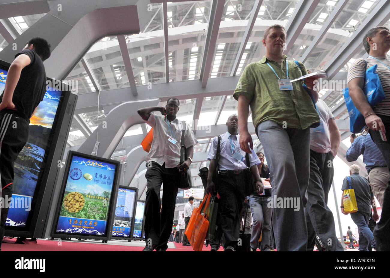 --FILE--Foreign visitors arrive for the 105th China Import and Export ...
