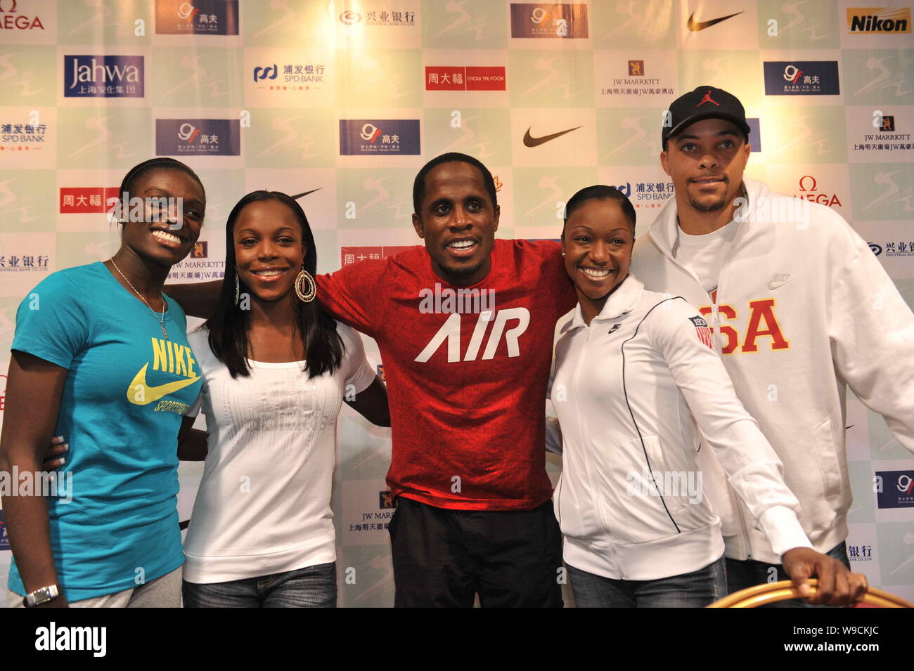 (From L) US sprinter Dawn Harper, Jamaican sprinter Veronica Campbell ...