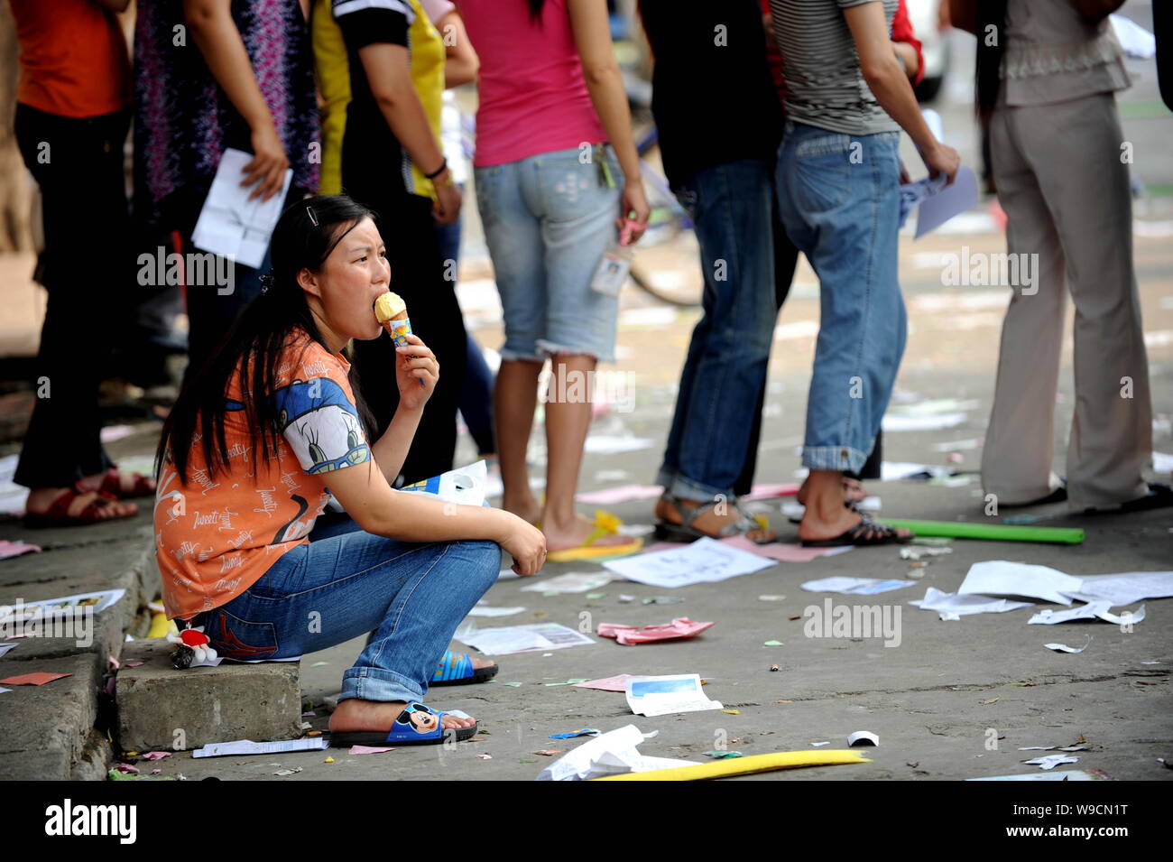 Chinese factory workers waiting hi-res stock photography and images - Alamy