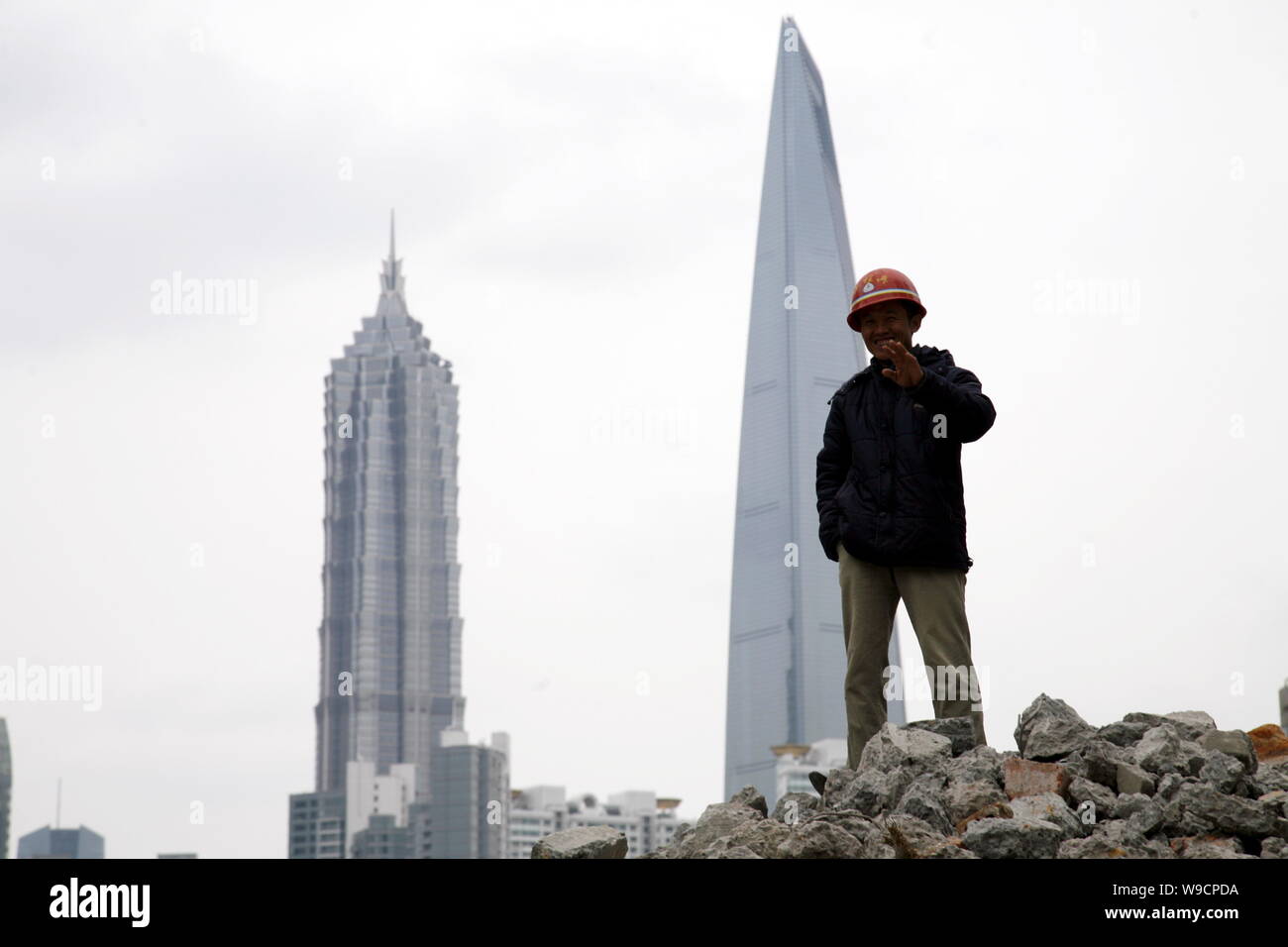 Construction worker china skyscraper hi-res stock photography and ...