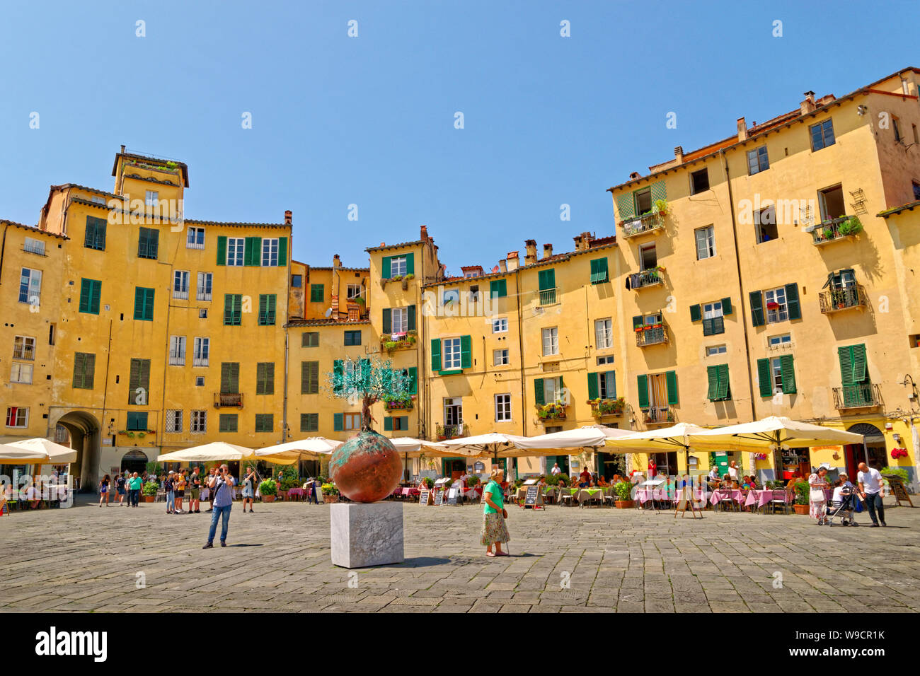 Amfiteatro town square, Lucca, Tuscany, Italy Stock Photo - Alamy
