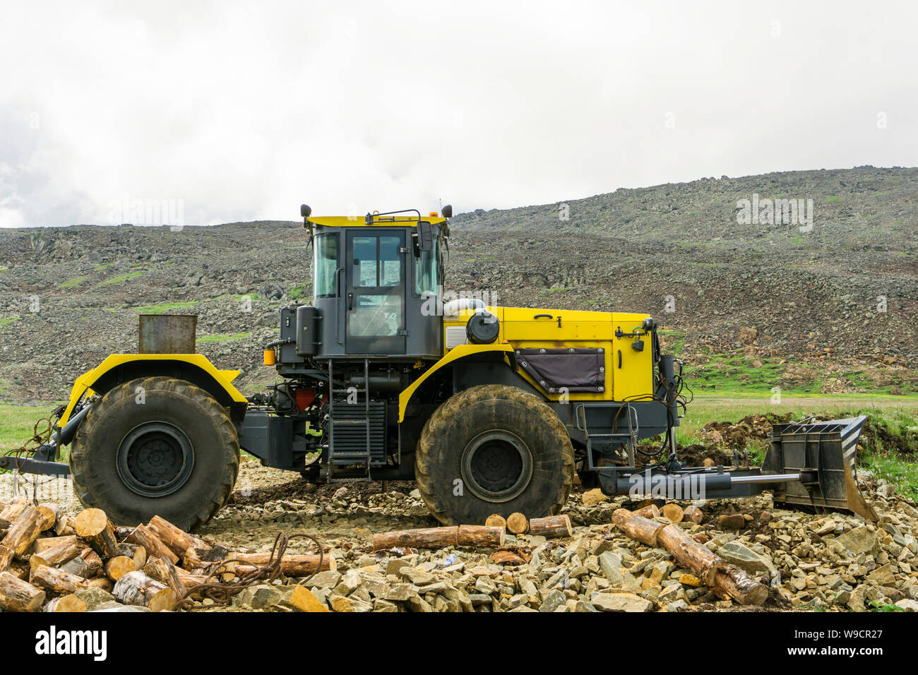 wheeled bulldozer on the construction of roads in the mountains Stock ...