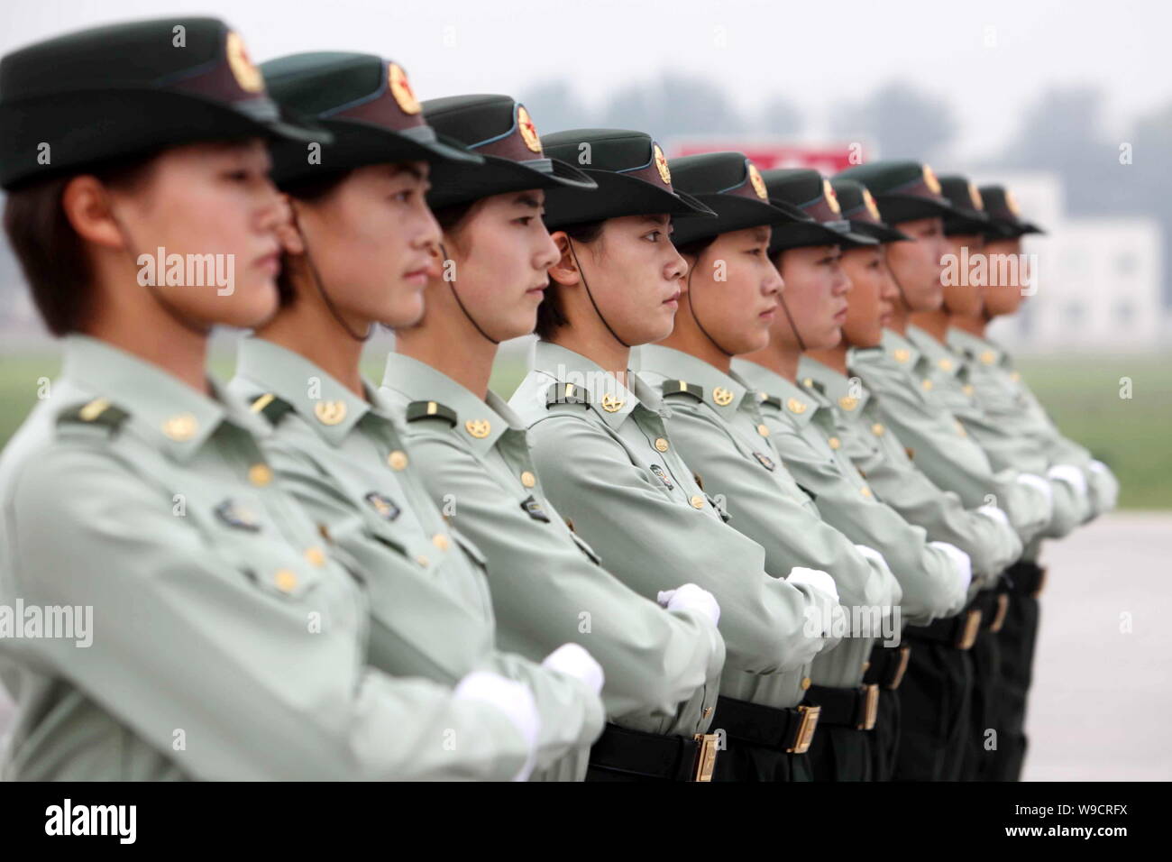 Chinese soldiers during a parade hi-res stock photography and images ...