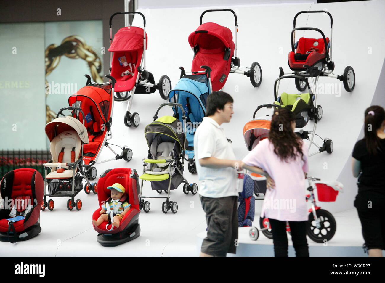 --FILE--Visitors look at baby strollers and pushchairs of Goodbaby on ...