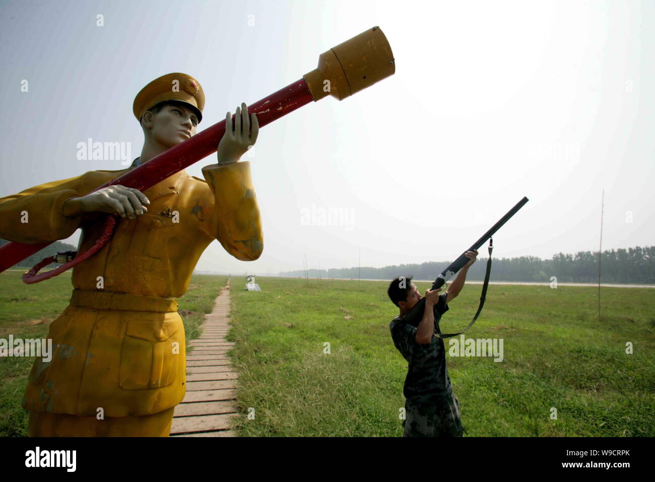 Soldier aims hi-res stock photography and images - Alamy
