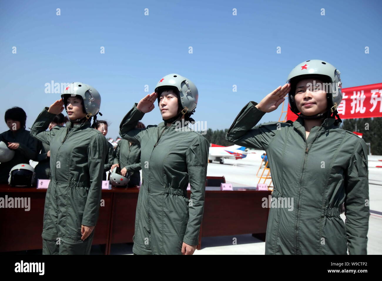 Air force salute hi-res stock photography and images - Alamy