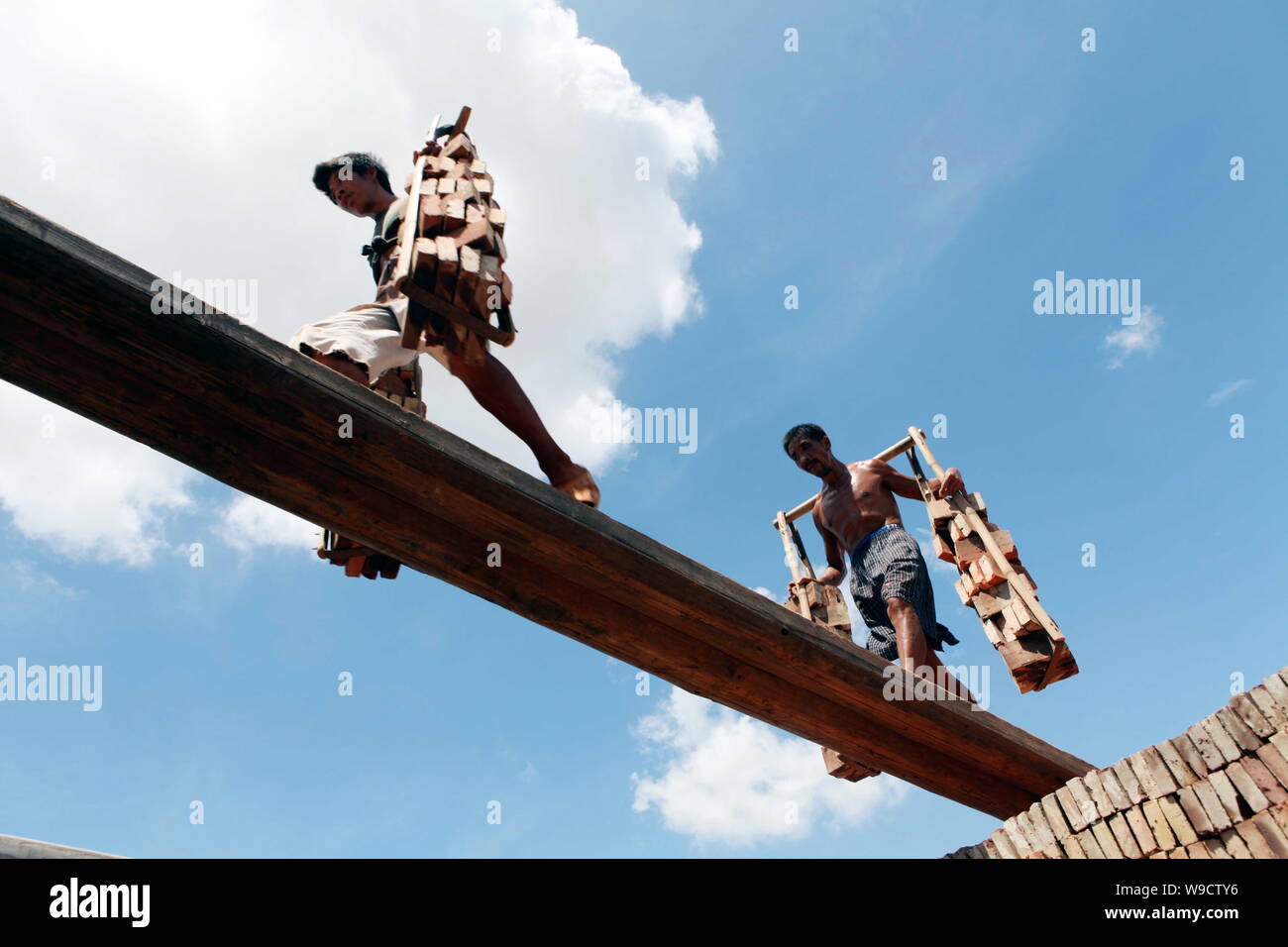 Loads of bricks hi-res stock photography and images - Alamy