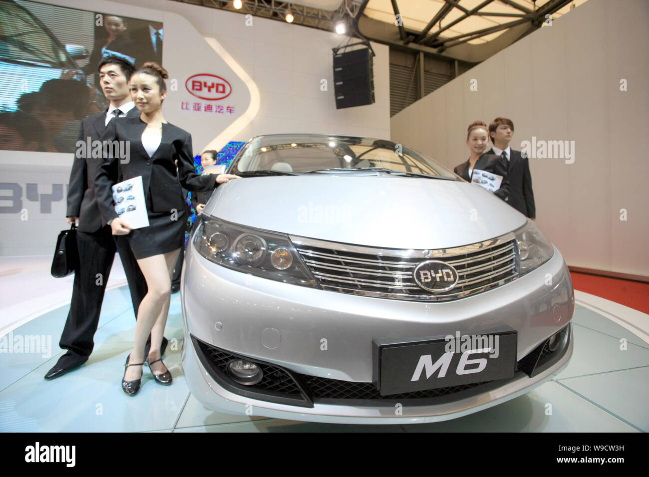 Models pose with a BYD M6 at the 13th Shanghai International Automobile ...