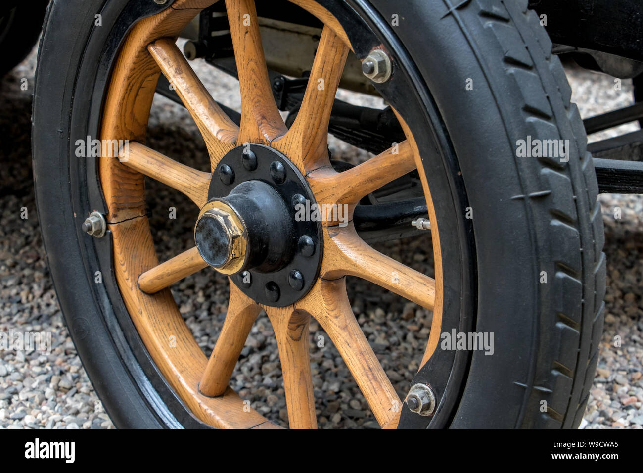 Wheel of retro car with wooden rim, close up Stock Photo - Alamy