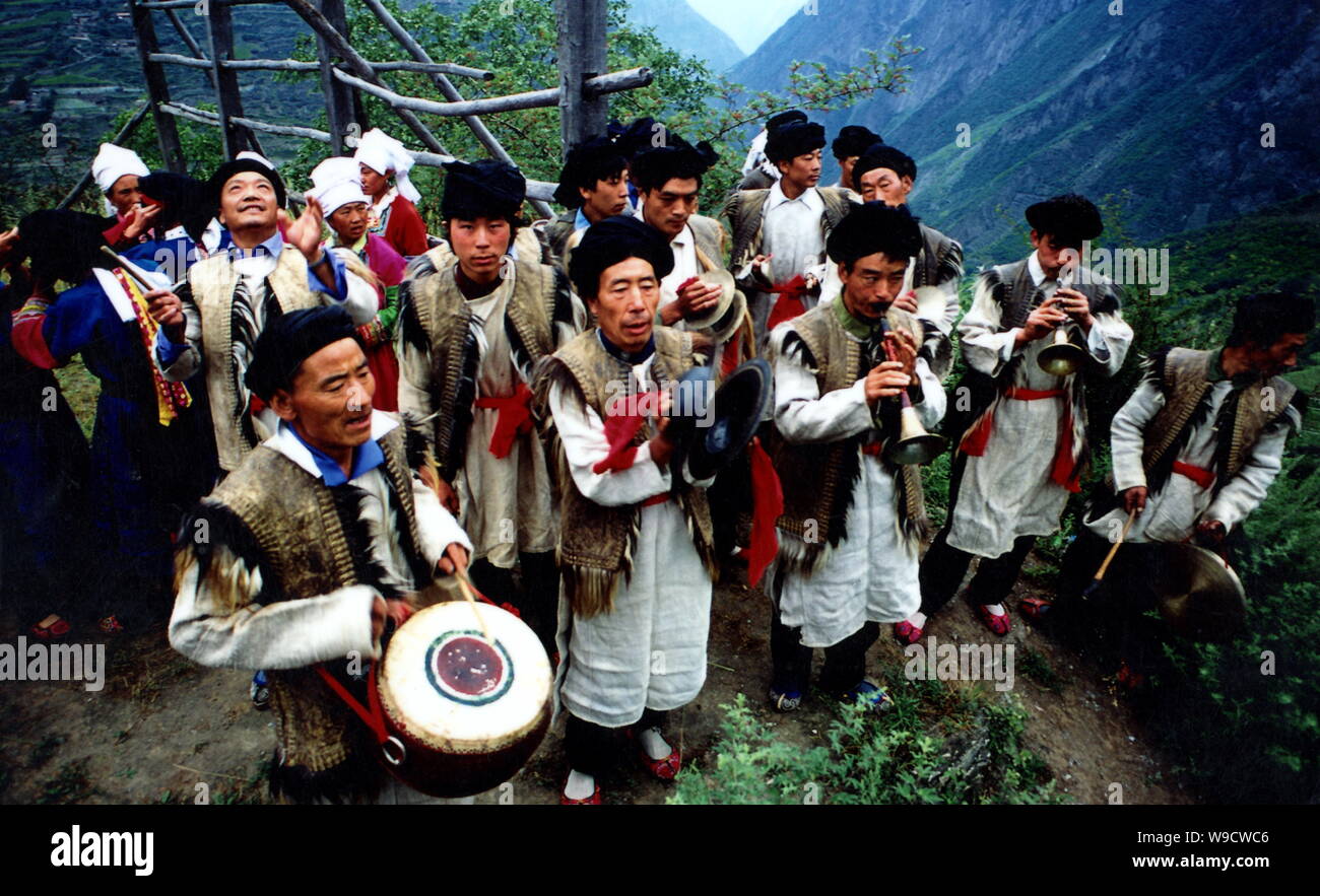 --FILE-- Qiang people play traditional instrument during the Mountain ...