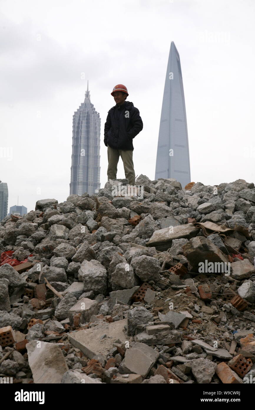 Construction worker china skyscraper hi-res stock photography and ...