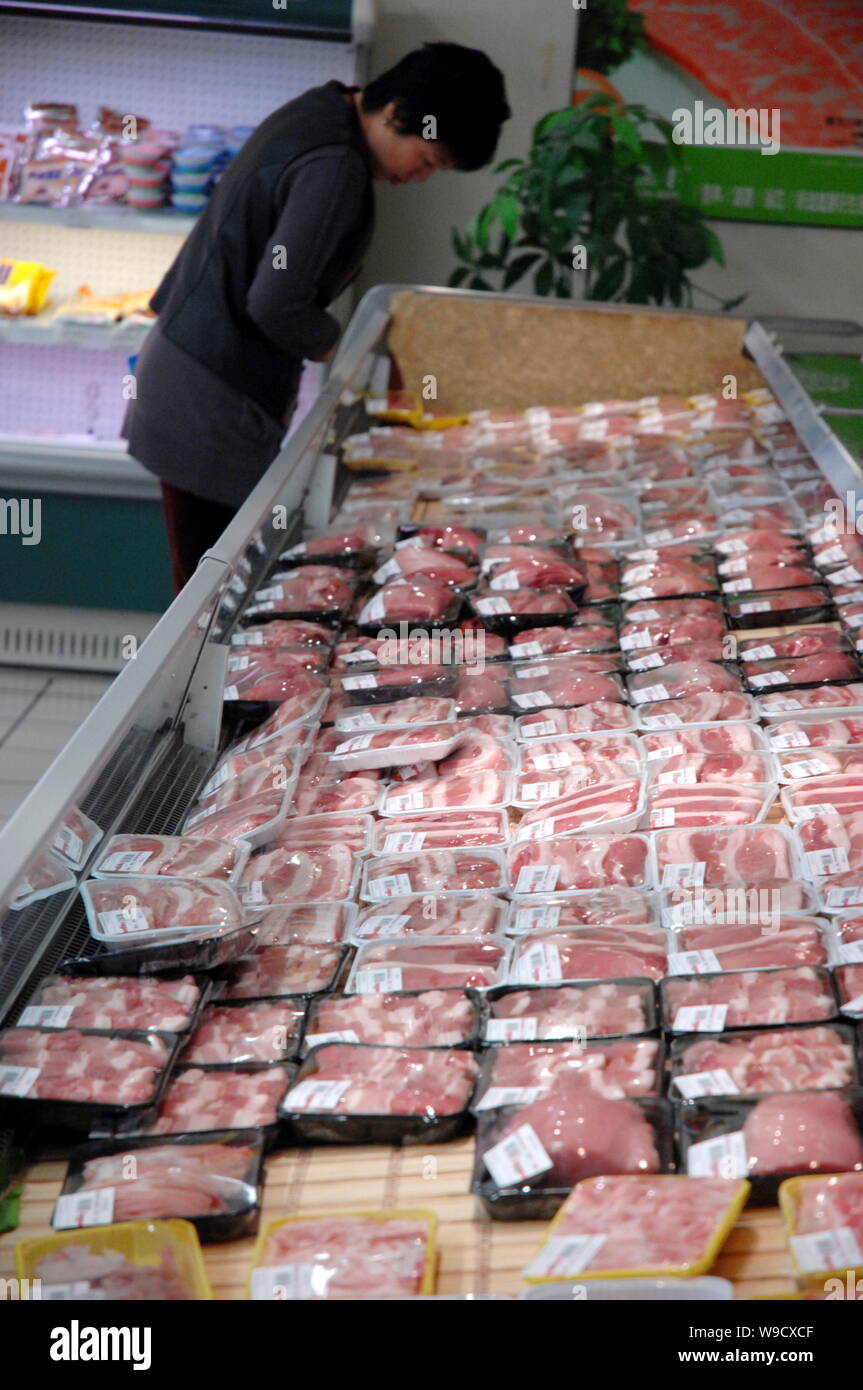 --FILE--A Chinese customer buys pork at a supermarket in Qingdao city ...